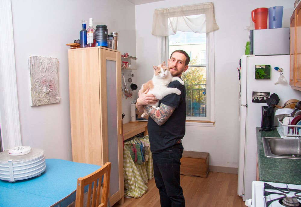 9 Photos That Prove Men Can Be Cat People Too