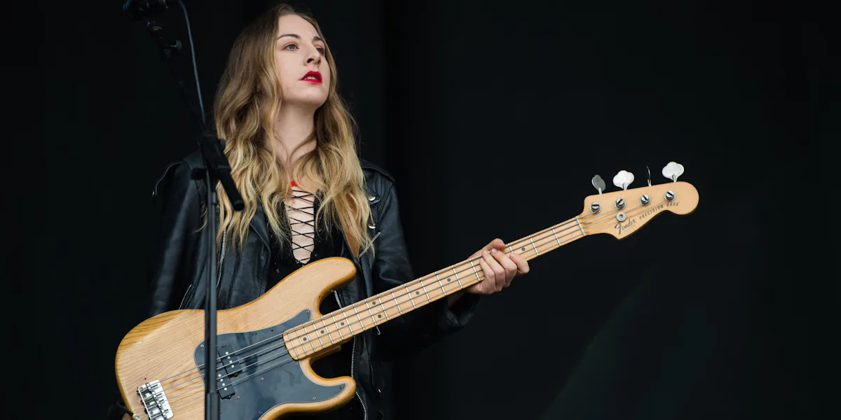 Este Haim’s Viral Photobomb Is Our Favorite Awards Show Meme Of The Year
