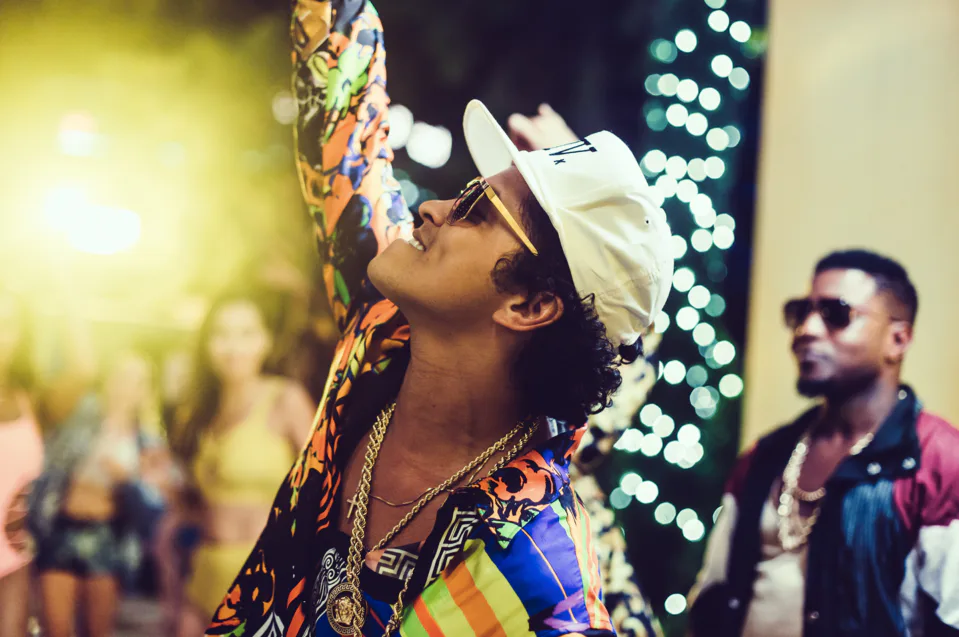 Bruno Mars Shuts Down Vegas In The New “24k Magic” Video