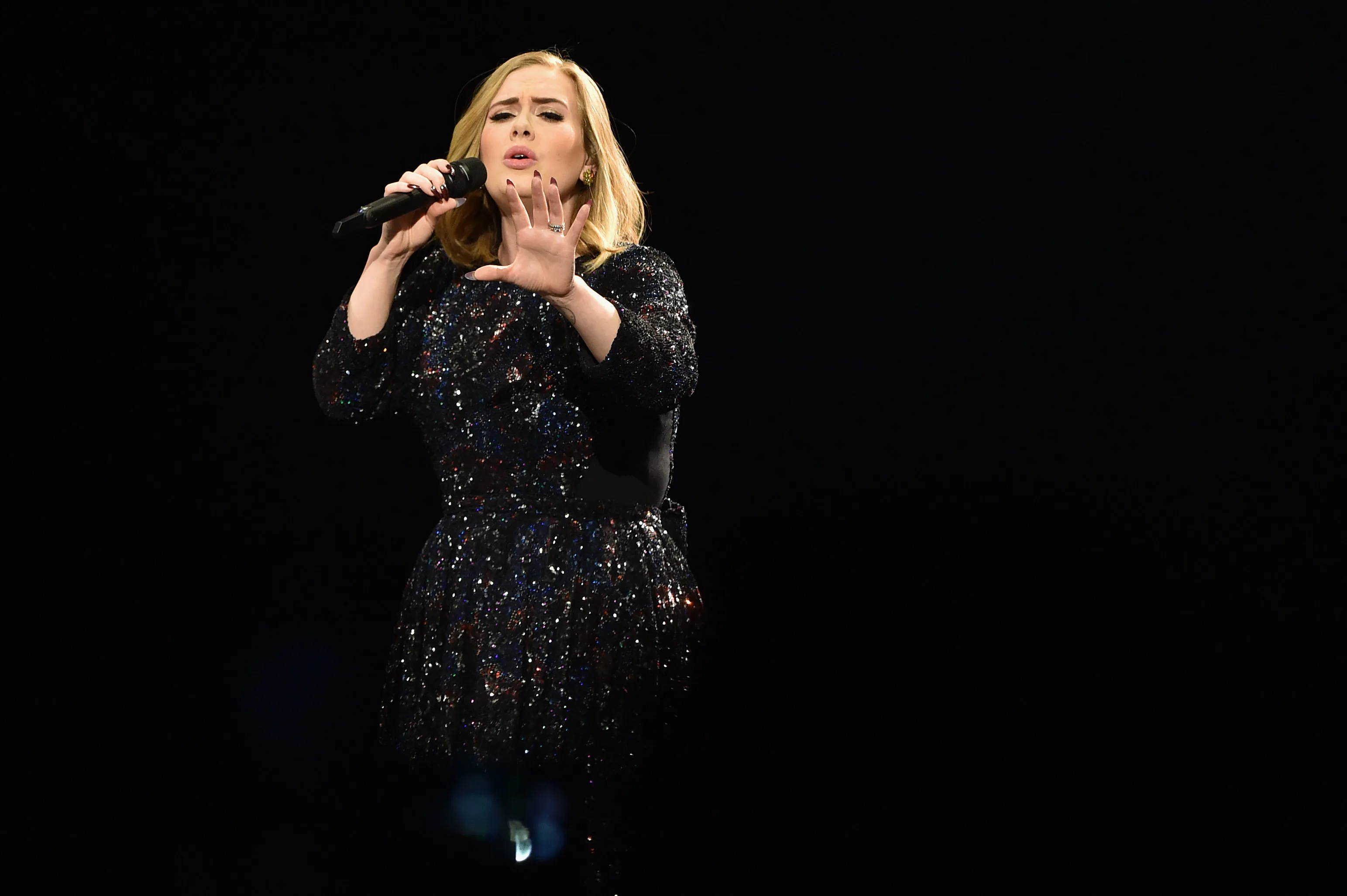 Adele’s Microphone Shut Off In The Middle Of A Performance, She Handled ...