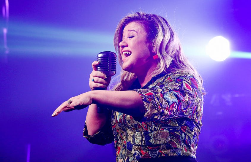 Kelly Clarkson Sings Tinder Profiles On ‘Jimmy Kimmel’
