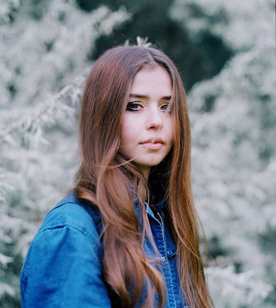 Flo Morrissey Takes A Page From ’70s Folk And Spins Gold