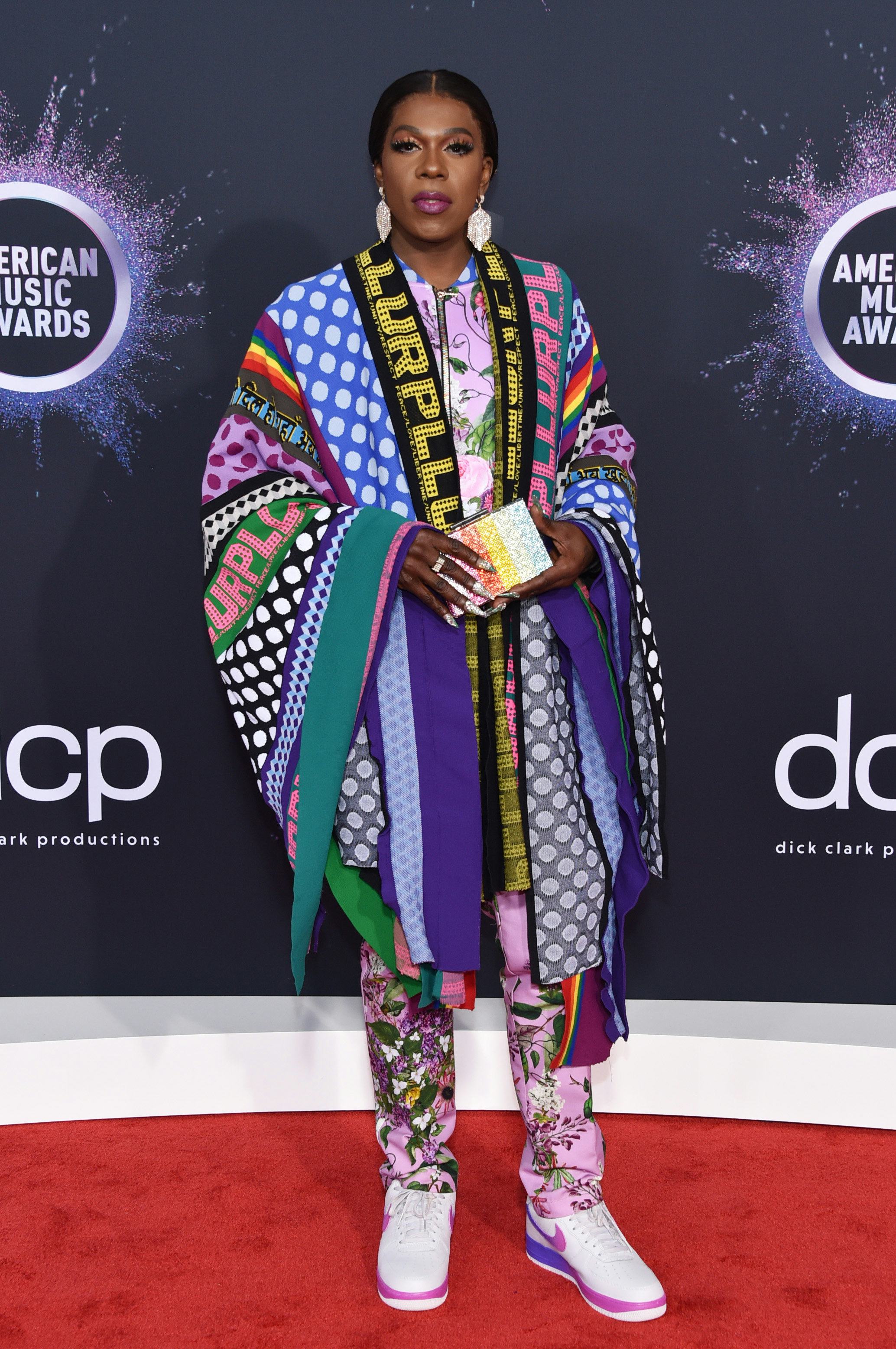 2019 AMAs: See The Best Red Carpet Looks
