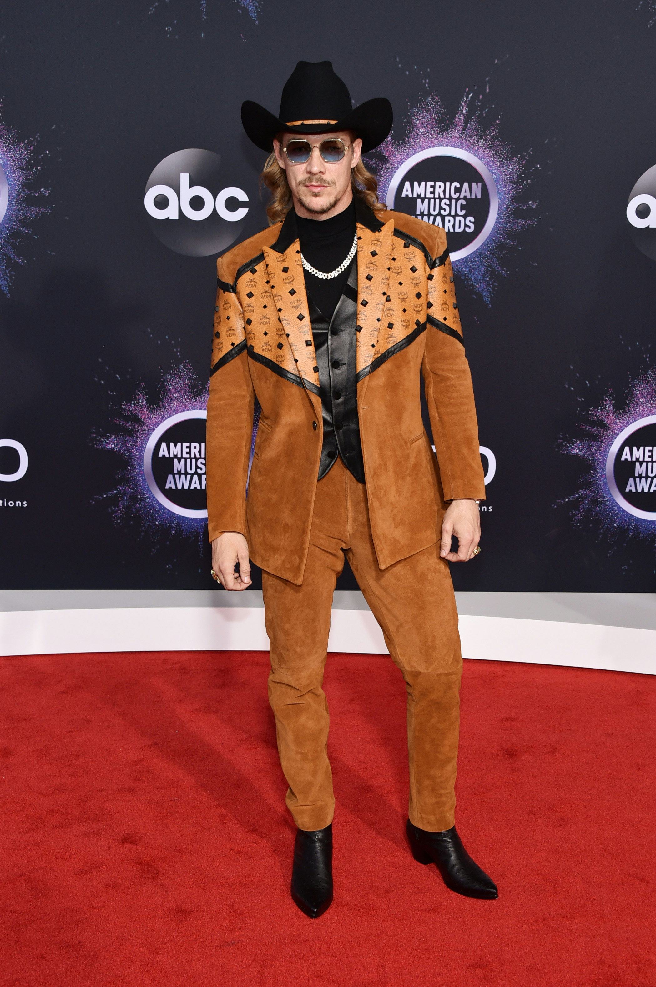2019 AMAs: See The Best Red Carpet Looks