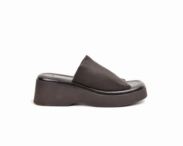 11 Reasons We Loved Those Stretchy Steve Madden Sandals In The '90s