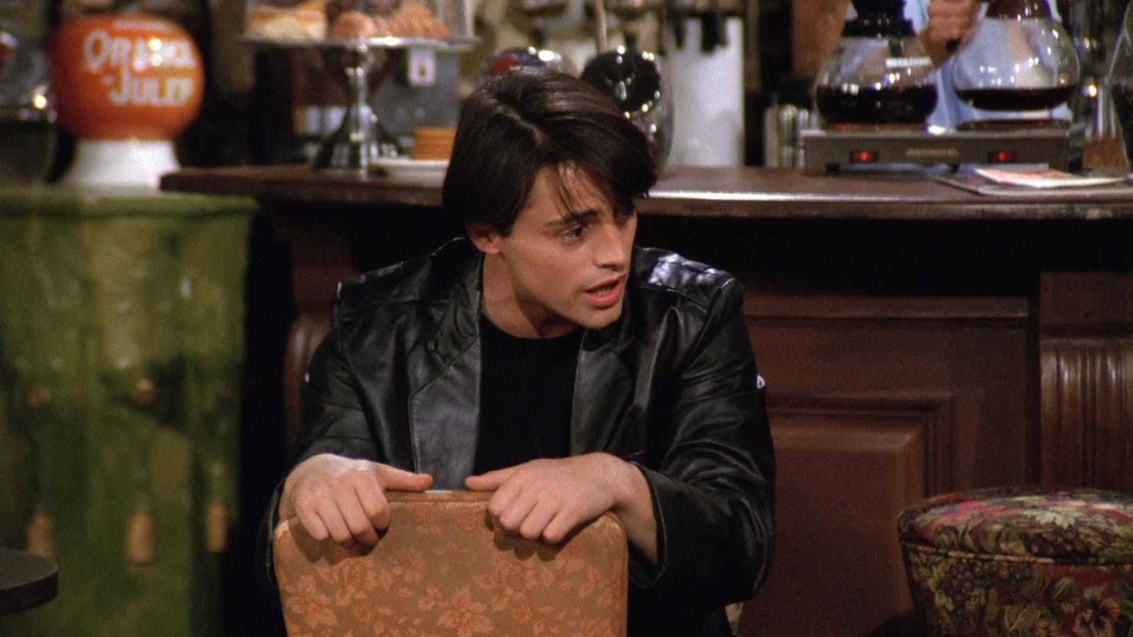 Comparing 'Friends' First Episode To The Unaired 'Friends' Pilot Script ...