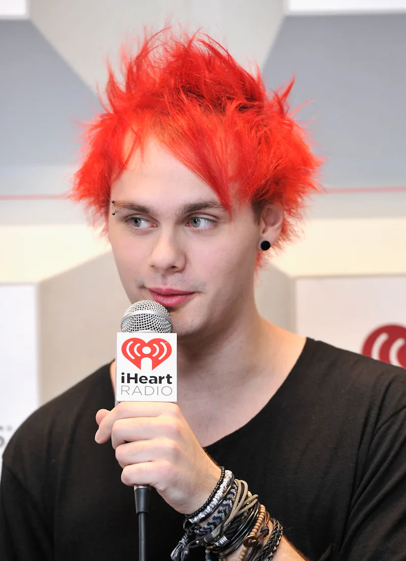 5SOS Guitarist Michael Clifford's Eyebrow Piercing Is The Only Constant ...