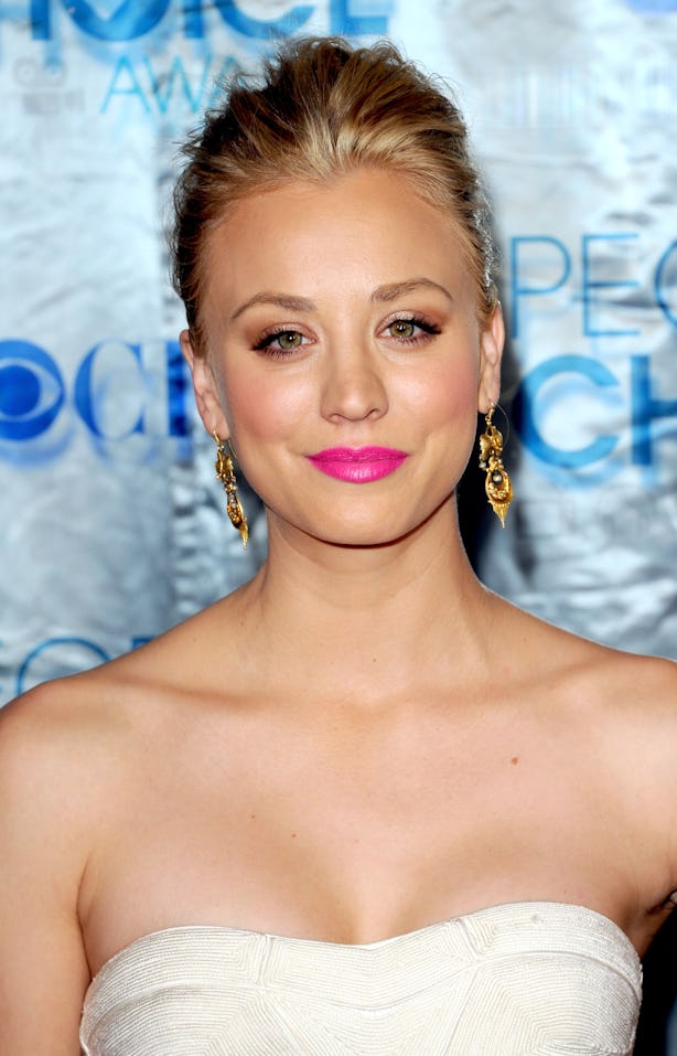Kaley Cuoco Has Pink Eyebrows Now And You're Gonna Want To Copy The ...