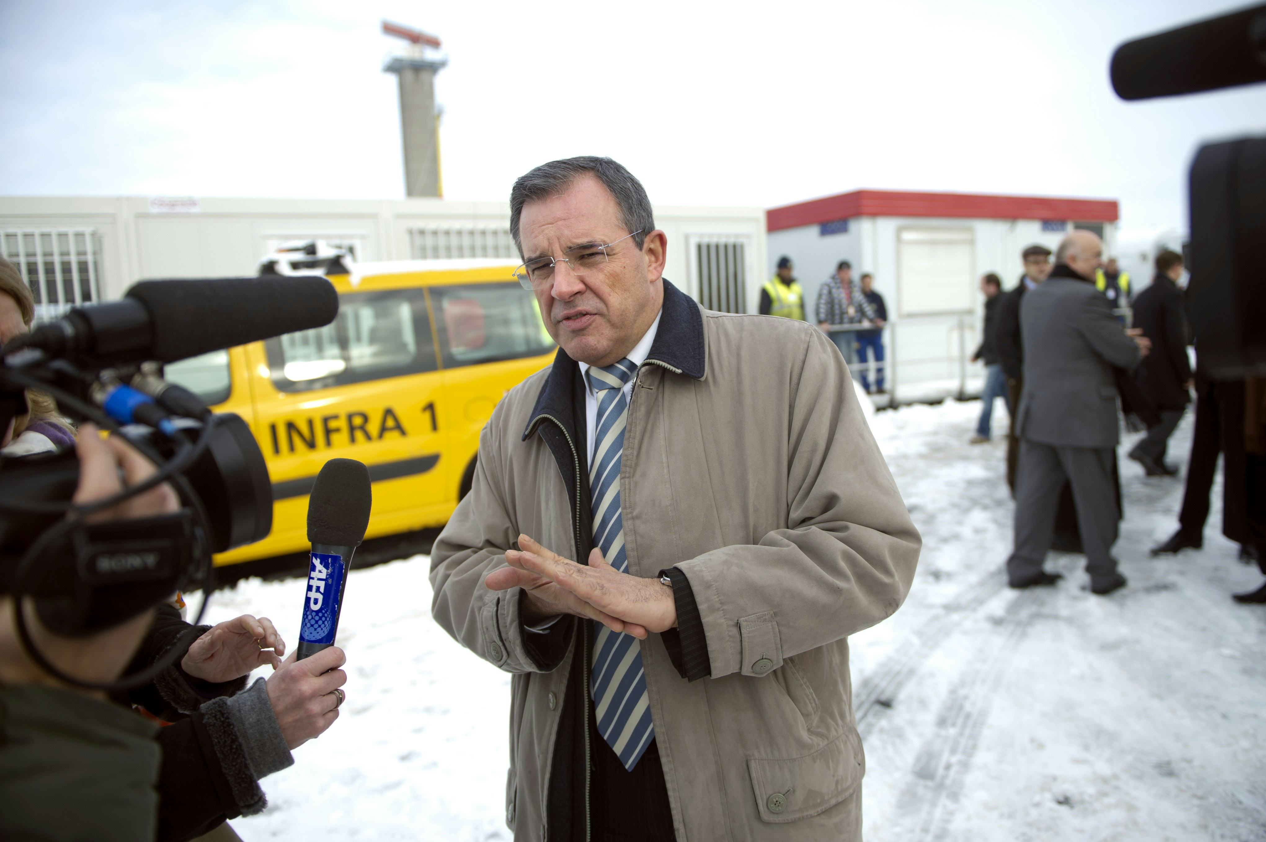 16 Hilarious Times When Winter Weather Got The Best Of TV Reporters, In ...