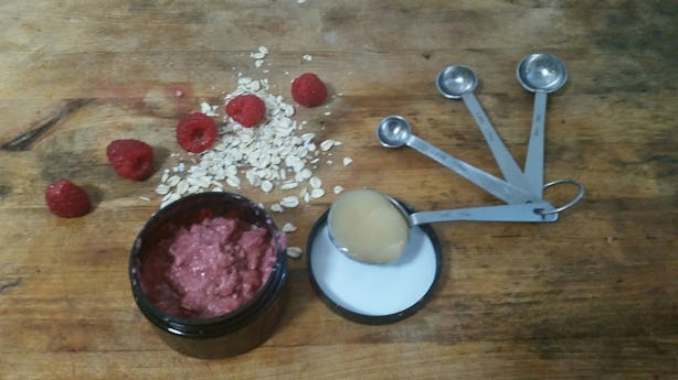 A Raspberry Face Mask & Serum Recipe That'll Give You Bright, Sun ...