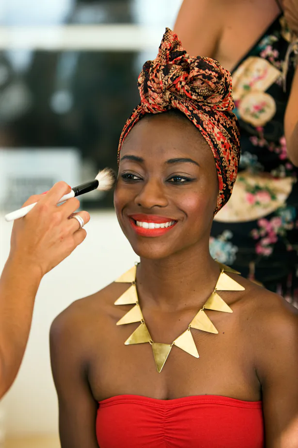 How To Tie A Headscarf: 5 Different Styles That Take Less Than A Minute ...