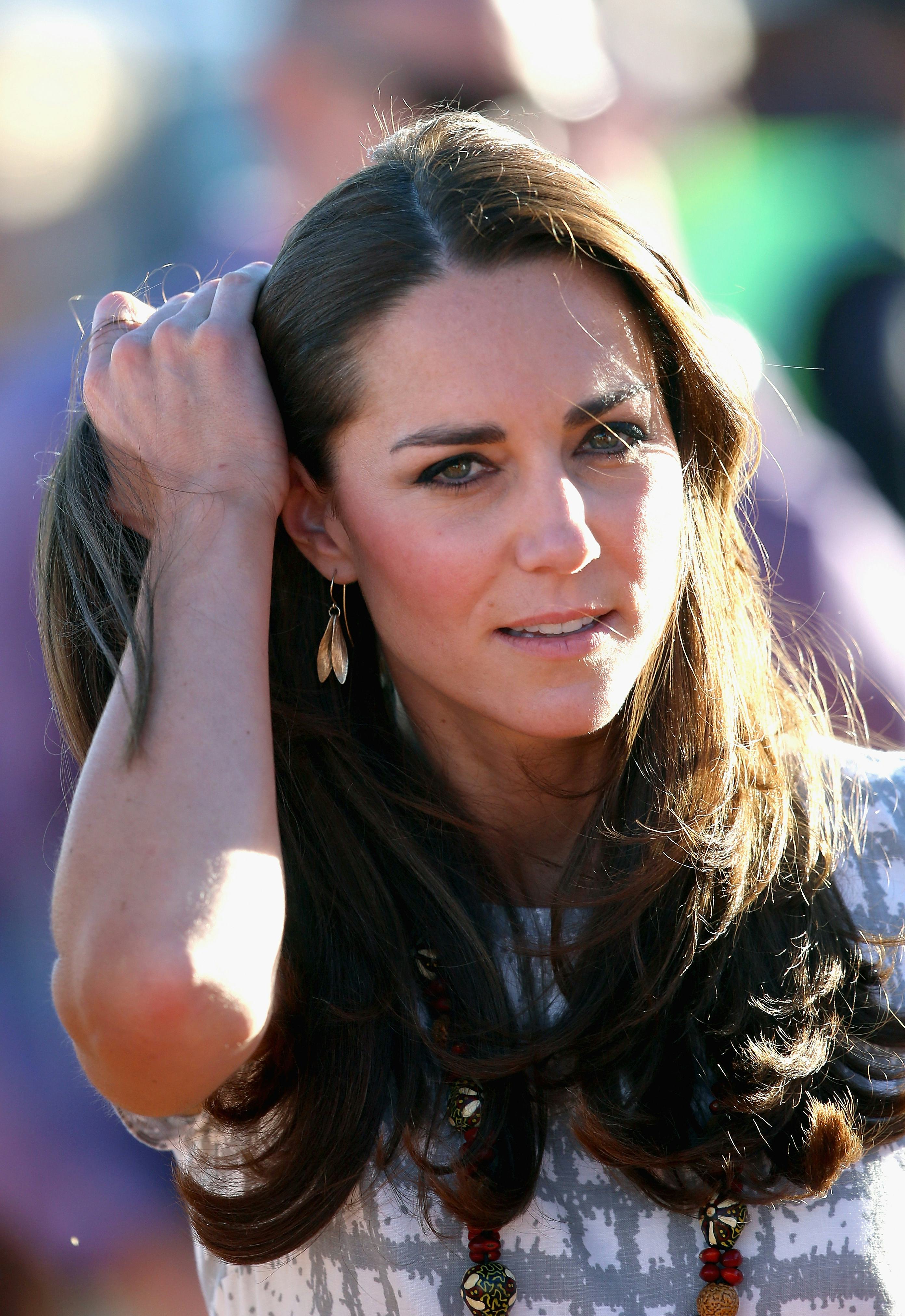 Kate Middleton's Awkward Photos Prove Even Duchesses Don't Know What To ...