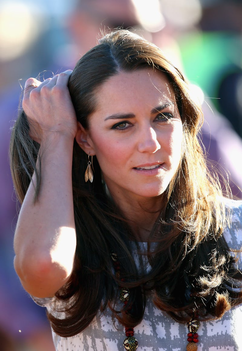 Kate Middleton's Awkward Photos Prove Even Duchesses Don't Know What To ...