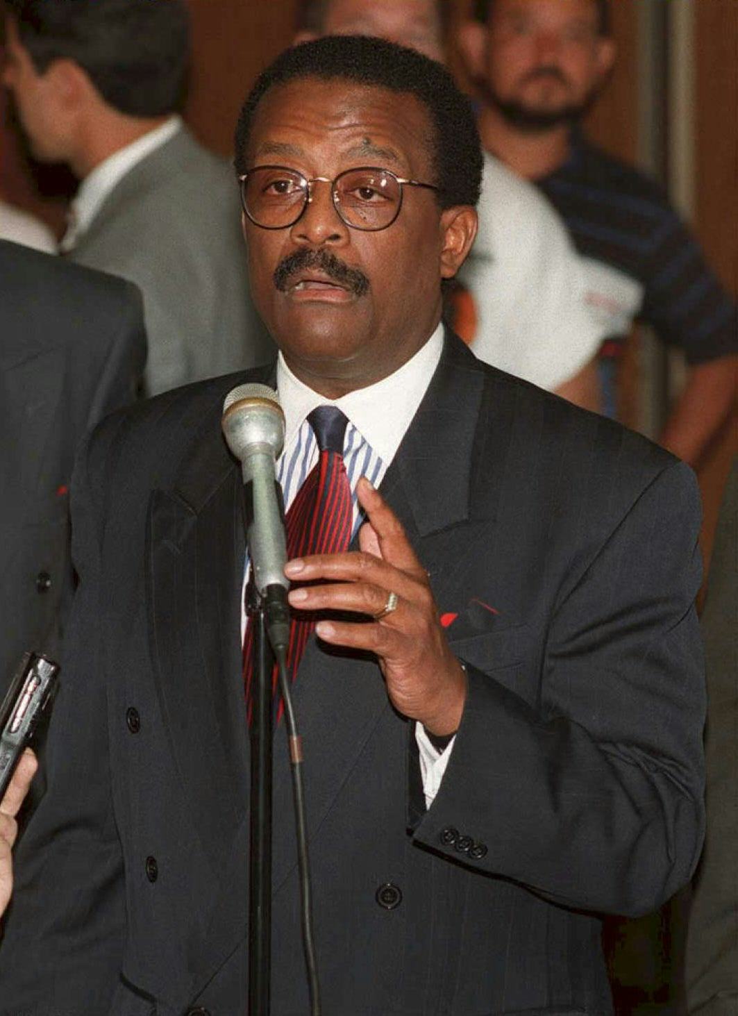 Did Johnnie Cochran Have A History Of Domestic Abuse? 'American Crime ...