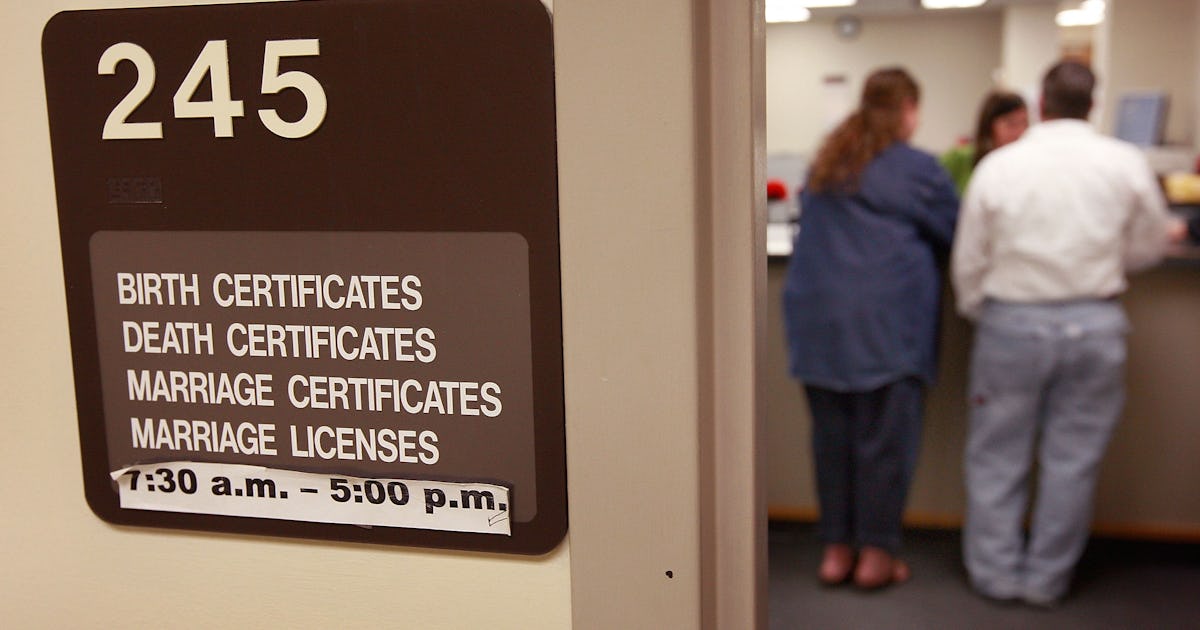 Kentucky Clerk Still Refuses Gay Couples Looking For Marriage Licenses