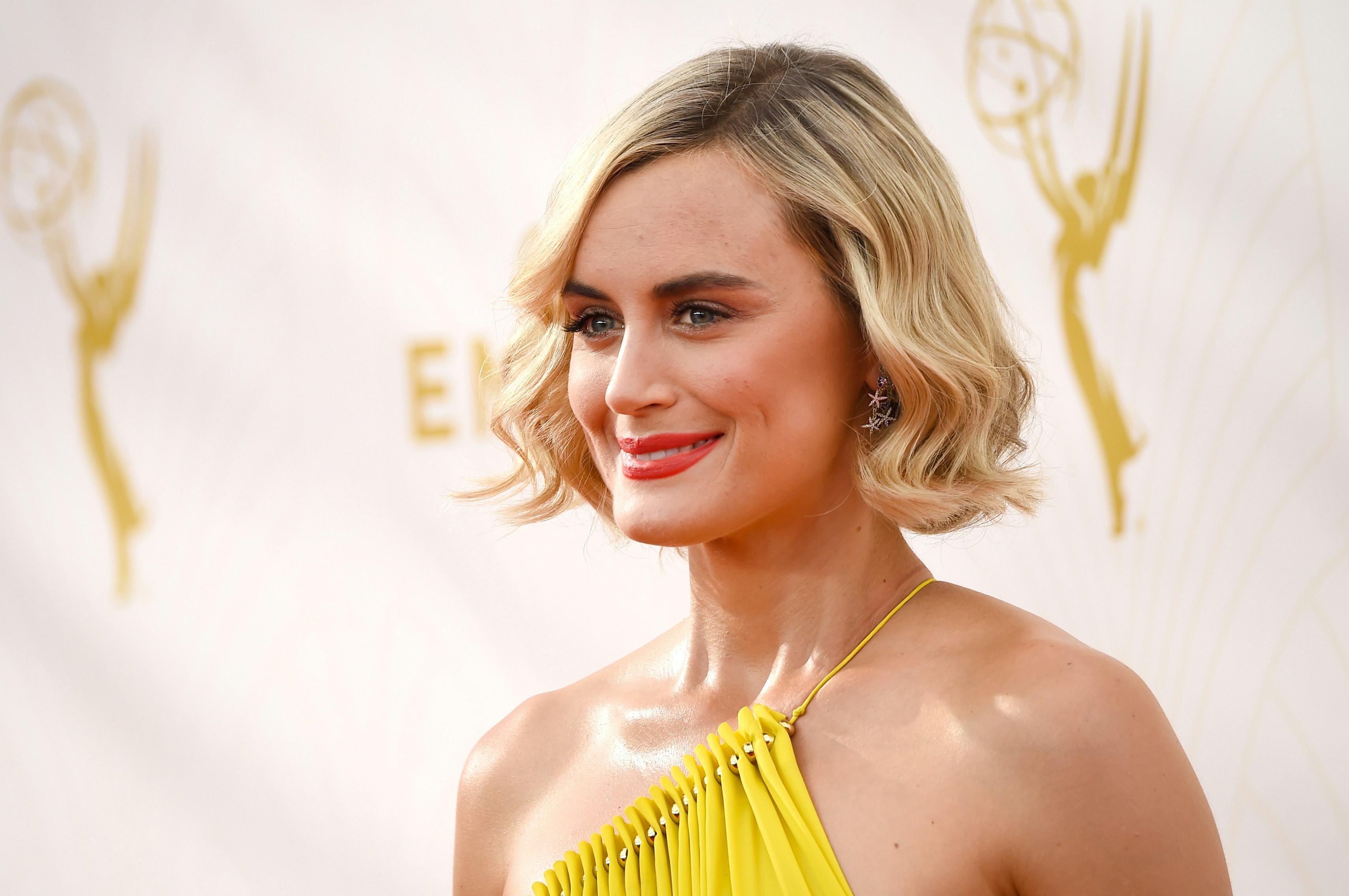 Get Taylor Schilling's Wavy Lob Hairstyle From The Emmys In 4 Very Easy ...