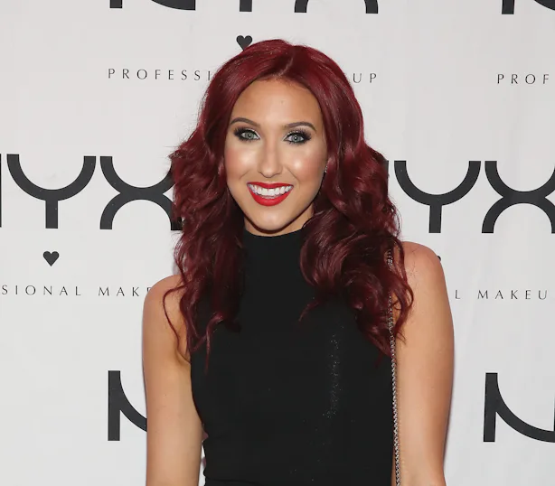 Jaclyn Hill Teases Swatches On Snapchat, Making Fans Go Nuts About Her ...