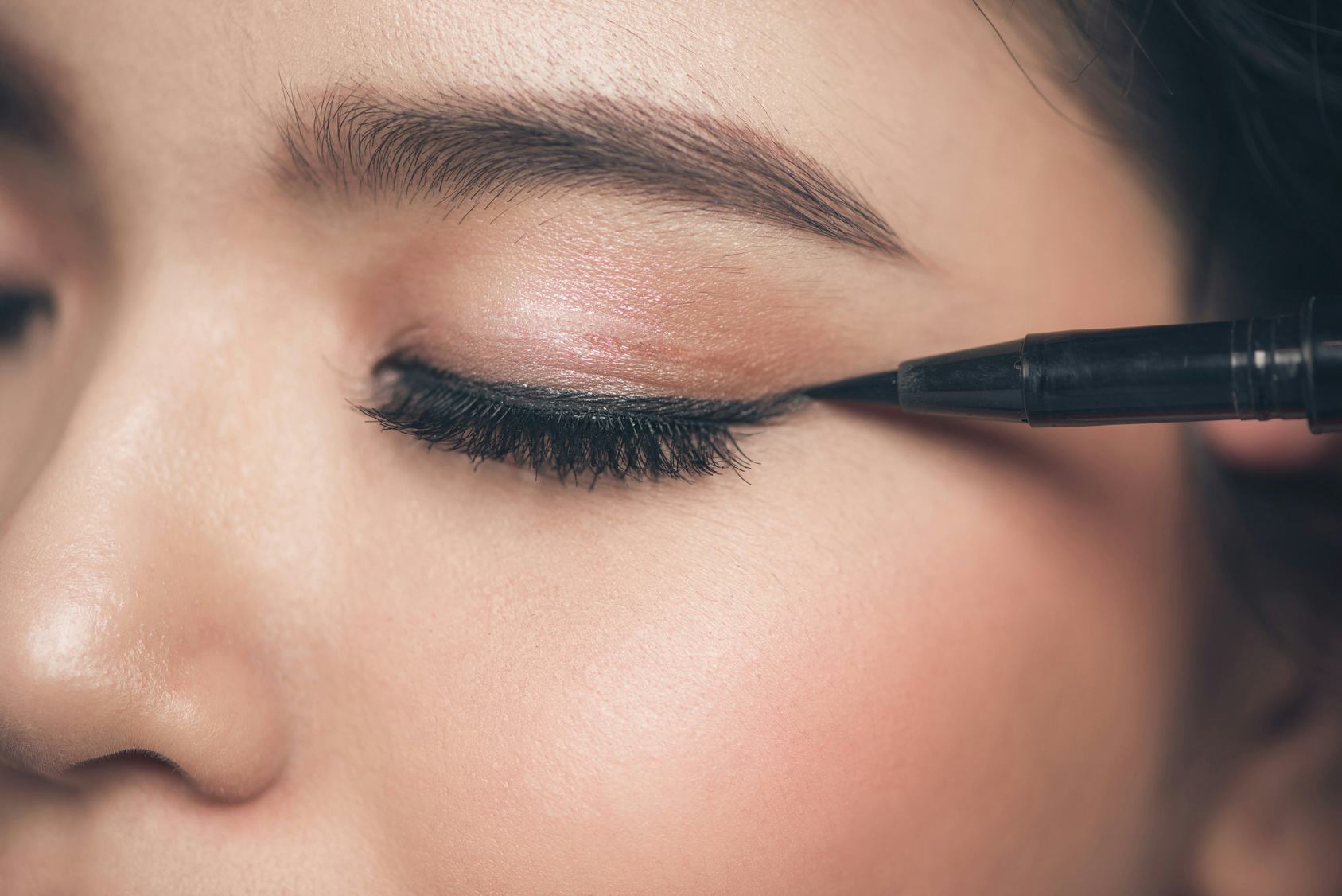 8 Truths To Know Before Using Liquid Eyeliner Because Things Can Get ...