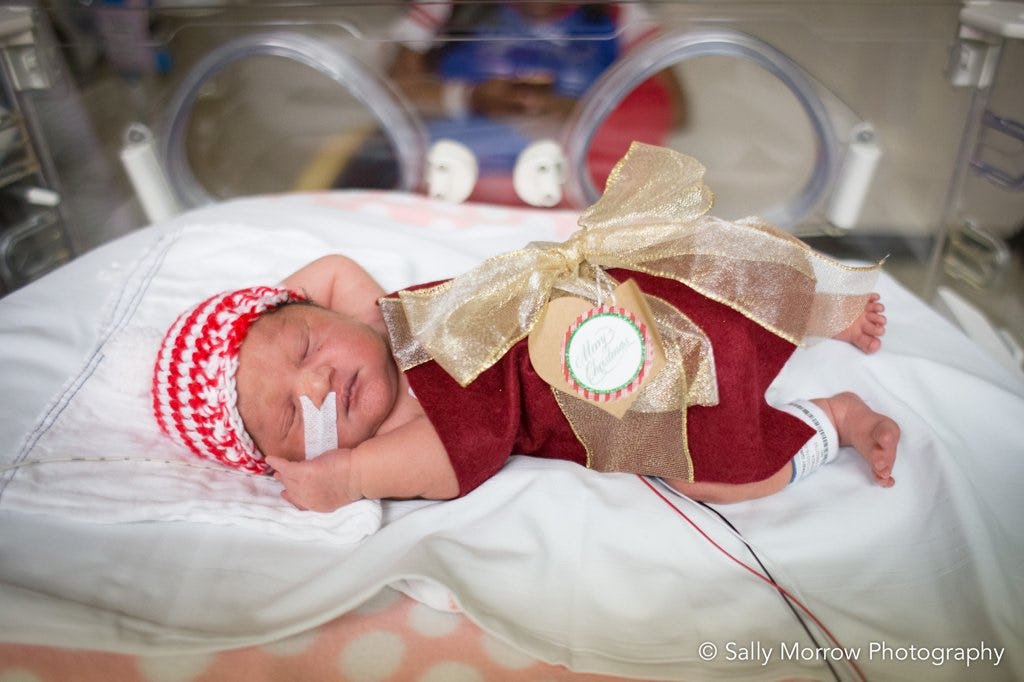 Volunteers Dress NICU Babies As ‘Presents’ For Their Parents