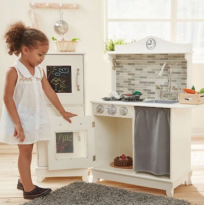 The Best Play Kitchens That’ll Occupy Your Kid Long Enough For You To ...