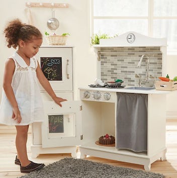 The Best Play Kitchens That’ll Occupy Your Kid Long Enough For You To ...