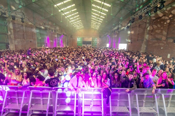 6,000 Non-Masked People Attend Cramped Rave In The UK