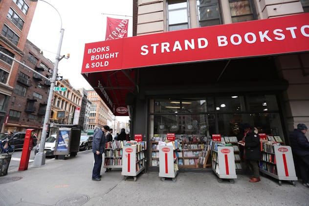 11 Bookish Things Every Bibliophile Should Do At Least Once