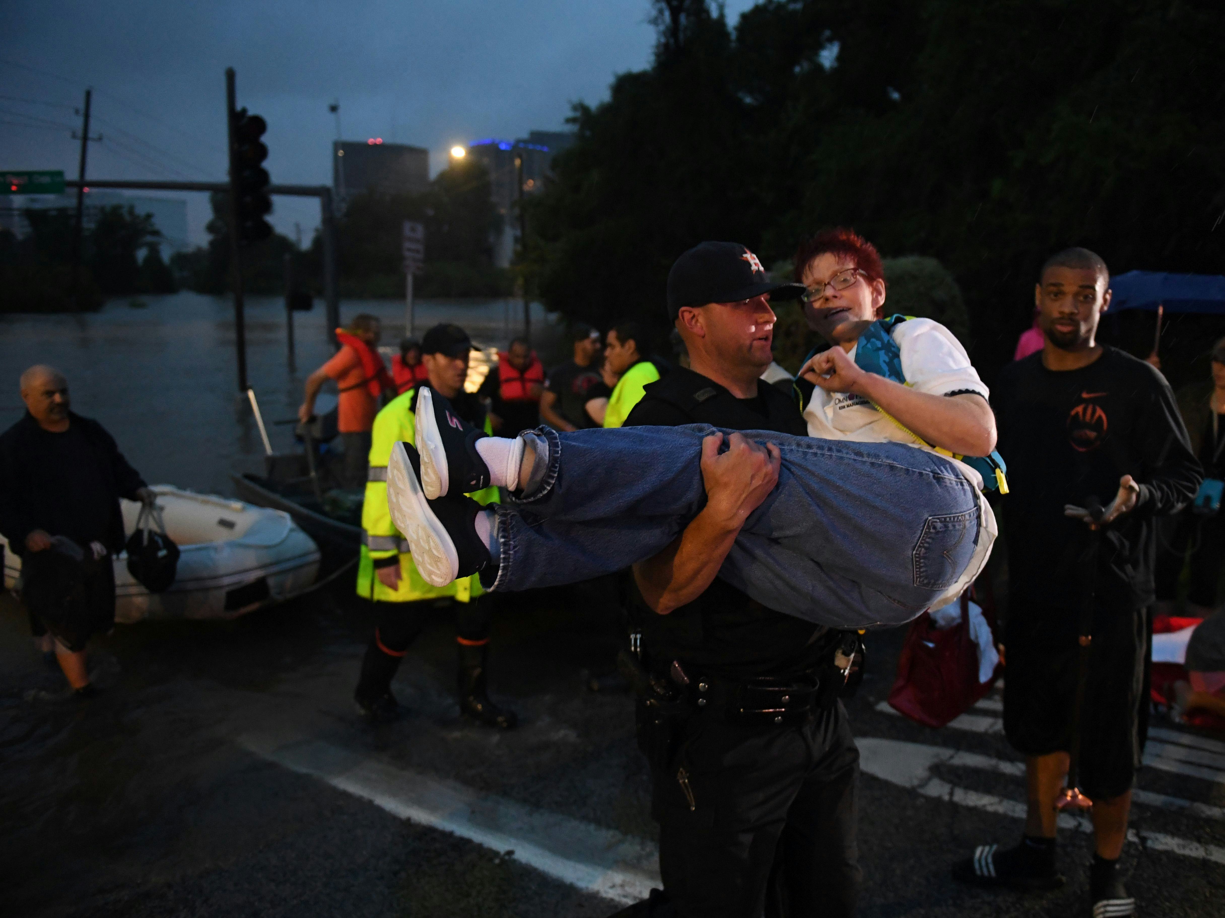 24 Texas Rescue Photos That Are The Epitome Of Courage & Compassion ...