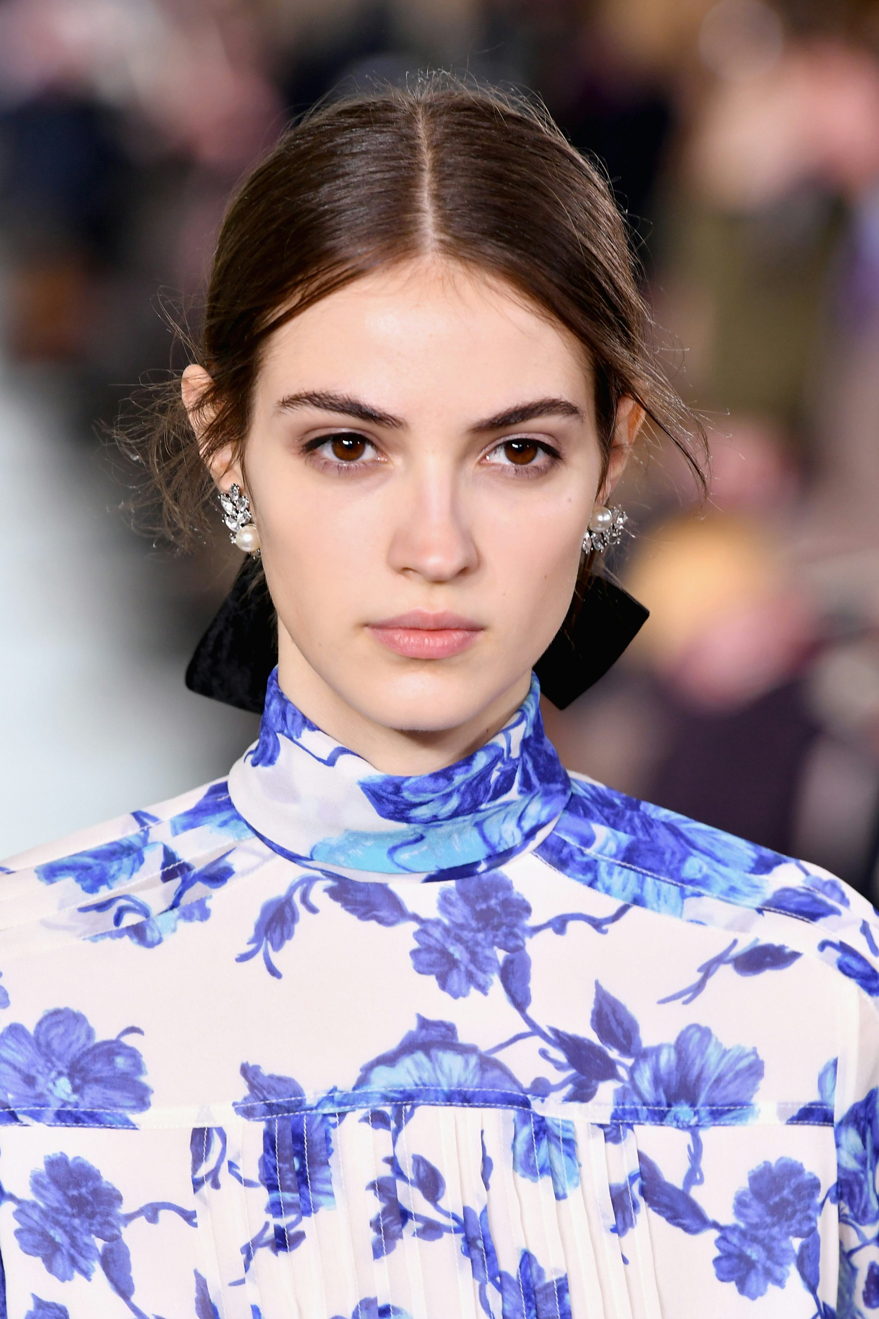 Margot Robbie's Hair Ribbon Is The 50 Cent Accessory That Looks Chic AF