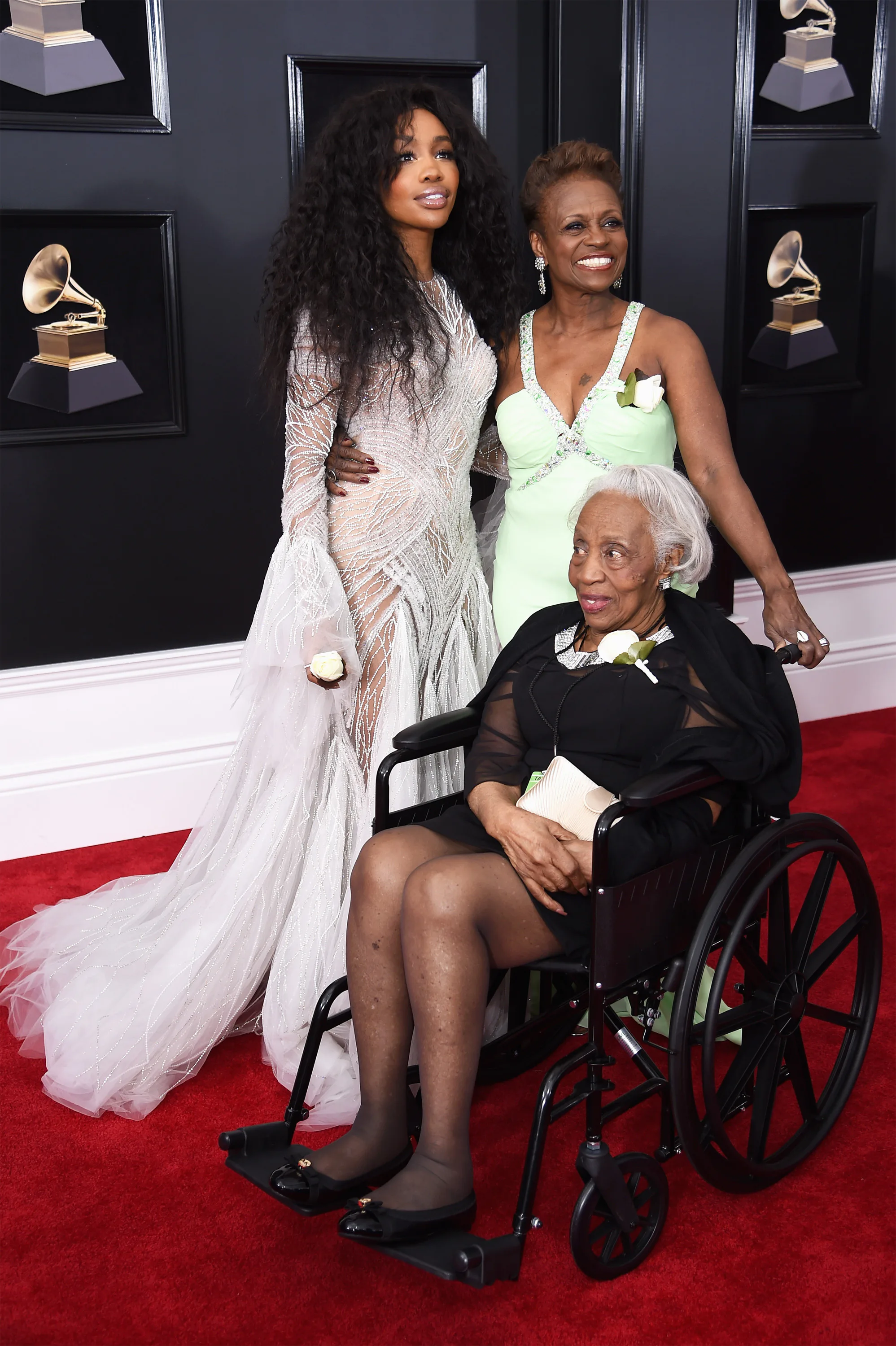 SZA's Dress At The 2018 Grammys Is Sheer, Sparkly, And Absolutely Stunning
