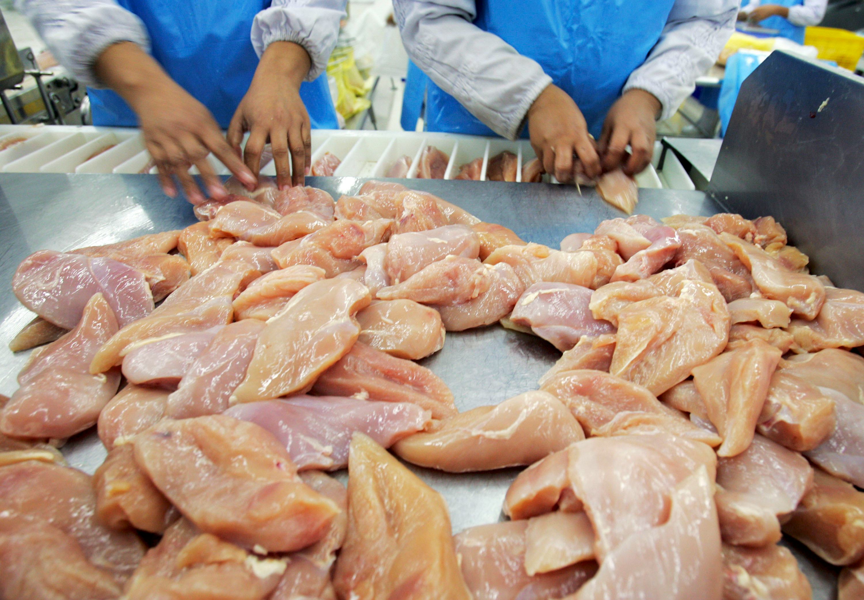 A Salmonella Outbreak From Raw Chicken Has Gotten 92 People Sick ...