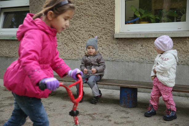 How Parallel Play Affects A Toddler's Brain, According To An Expert