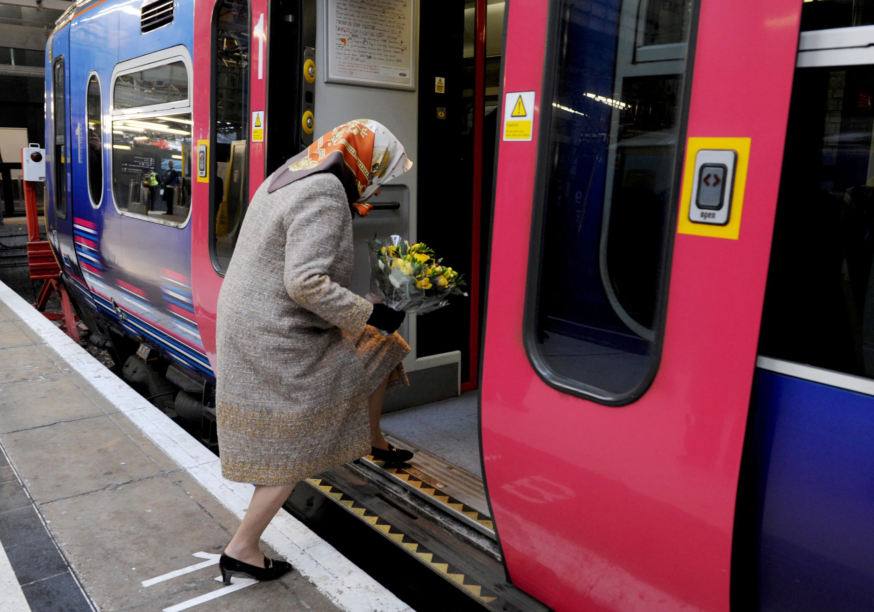 The Queen's Quirky Holiday Tradition Is So Down-To-Earth, You'll Love ...