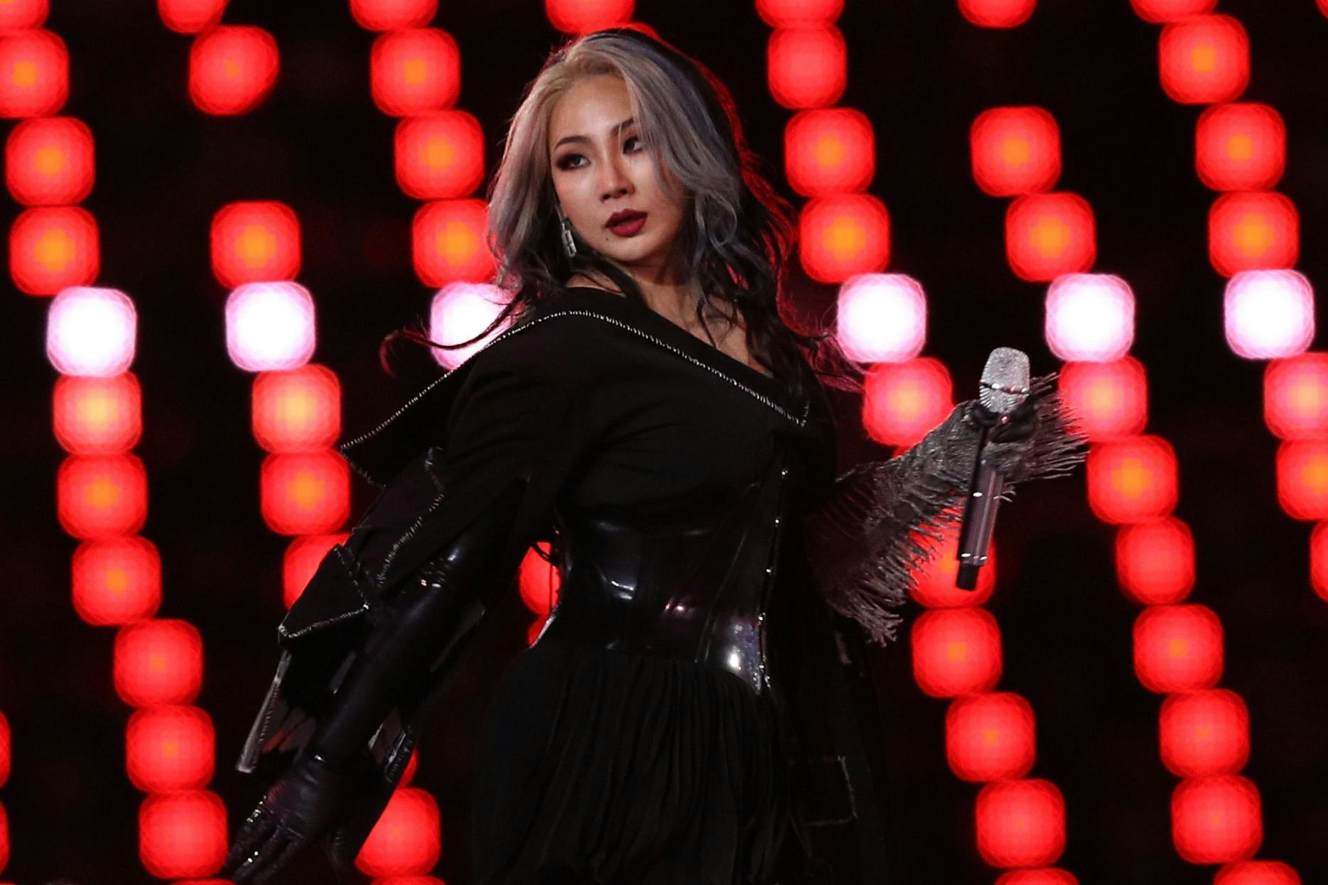 CL's Outfit At The 2018 Olympic Closing Ceremony Is Super Dramatic