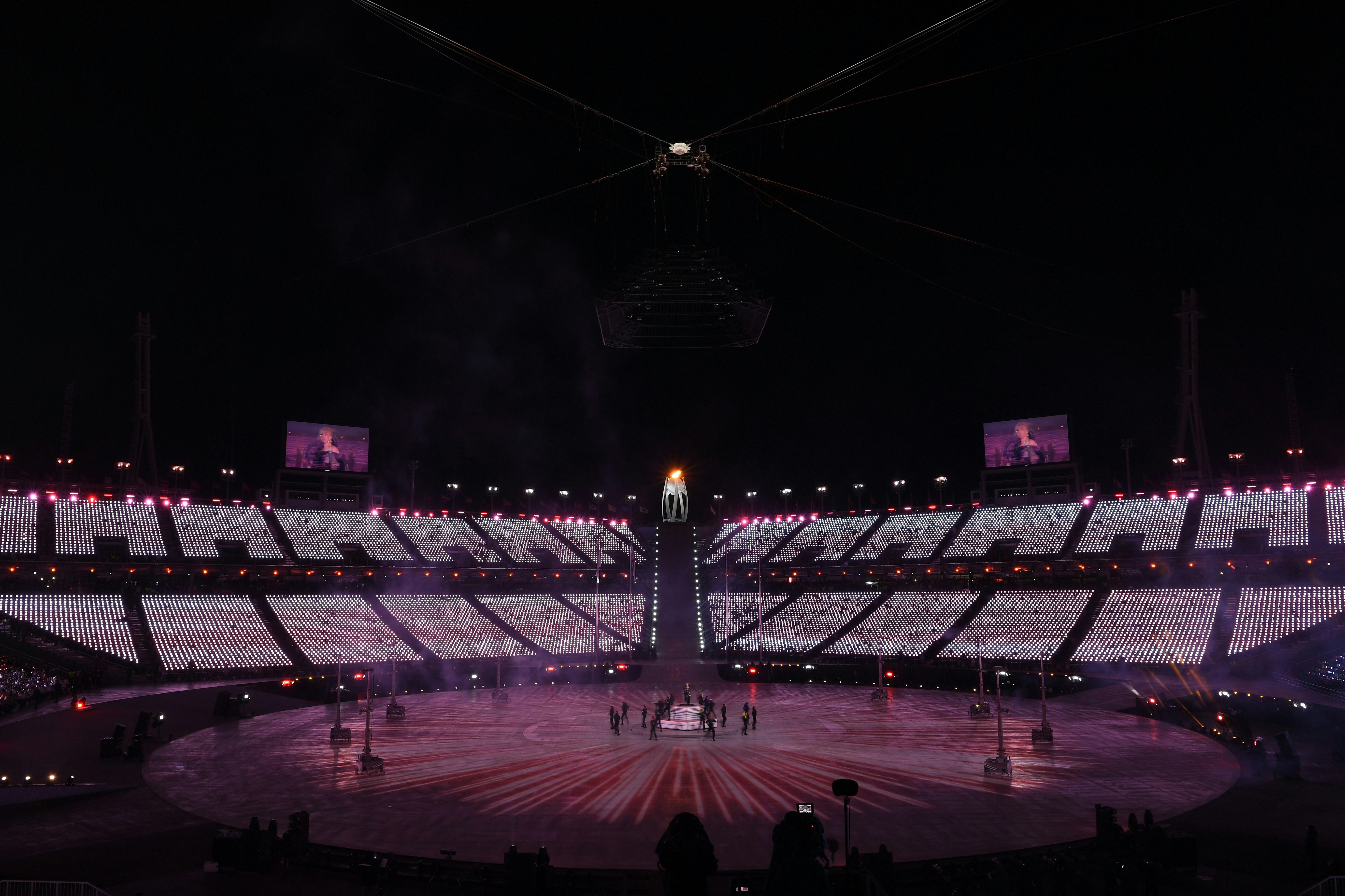 CL's Outfit At The 2018 Olympic Closing Ceremony Is Super Dramatic