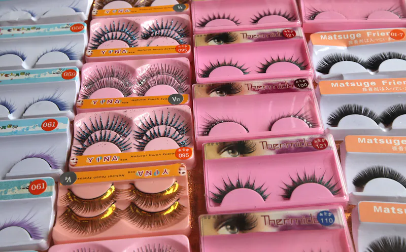 Fake Eyelashes Are The Biggest Beauty Trend In 2018, Which Means Lashes ...