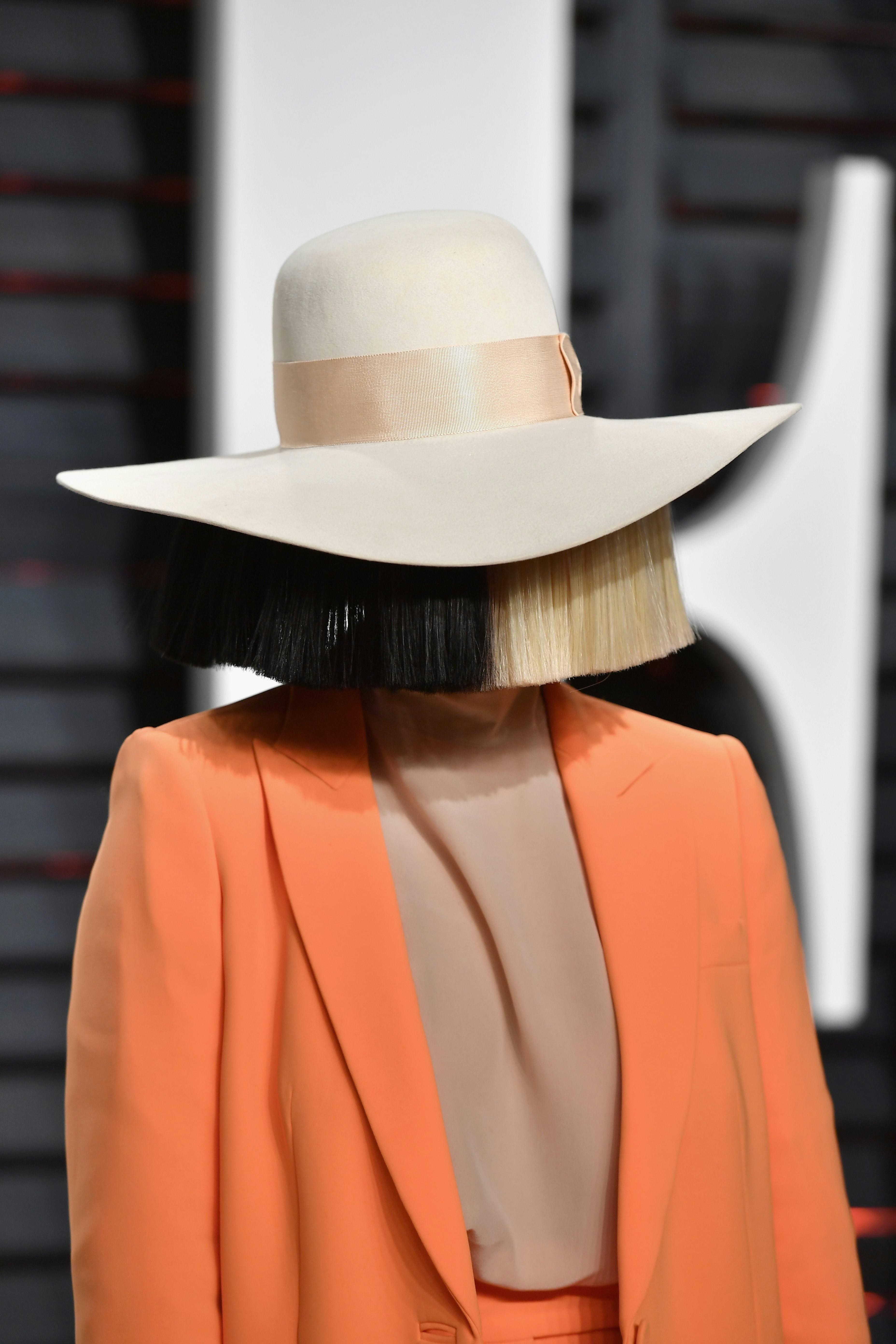 Sia Partied Without Her Wig At Netflix's 'Ozark' Event & Looks So, So ...