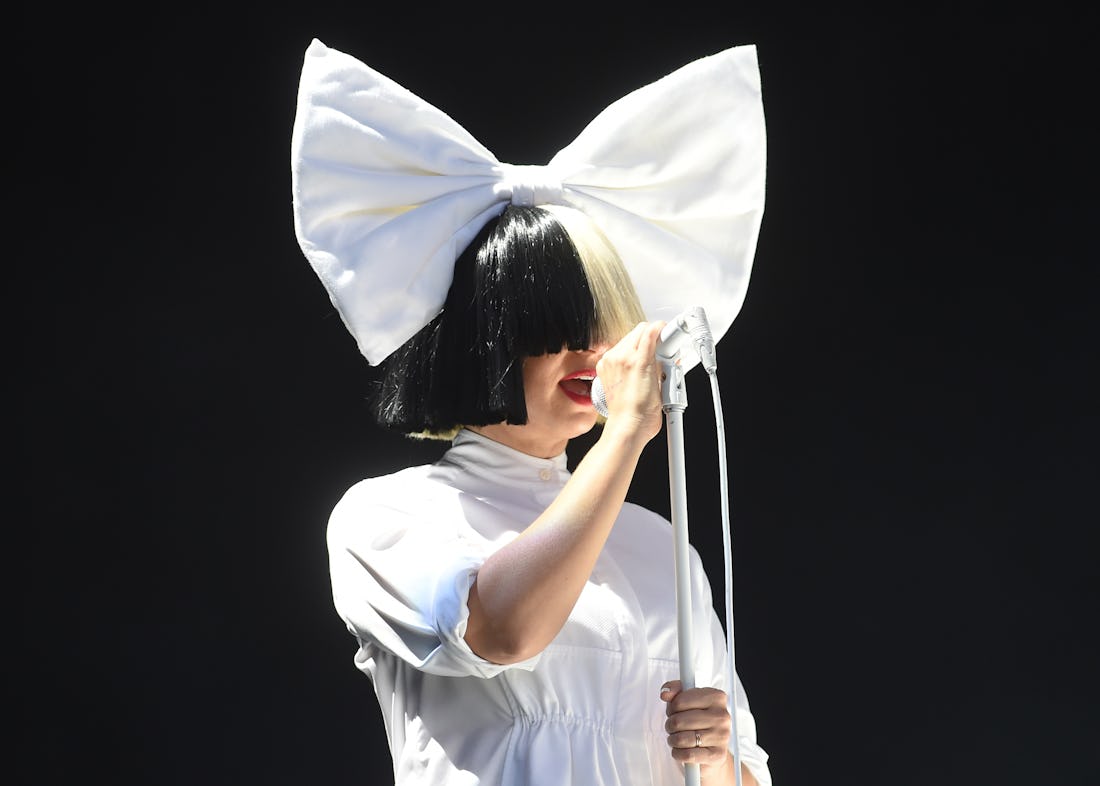 What Does Sia Look Like Without Her Wig? The Singer Just Left Her Locks ...