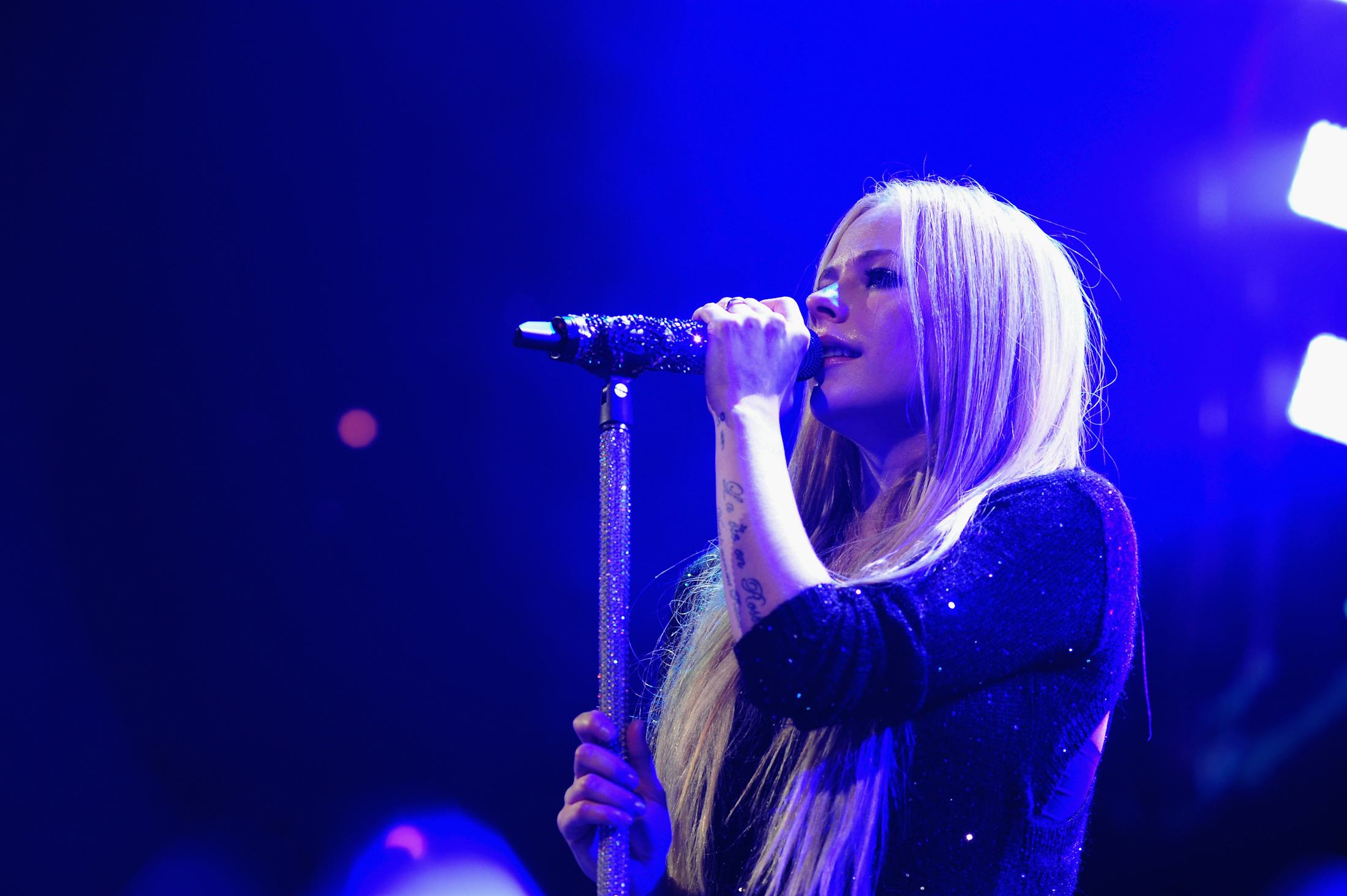 Avril Lavigne's New Music Comes Out Soon & Her Announcement Included A ...