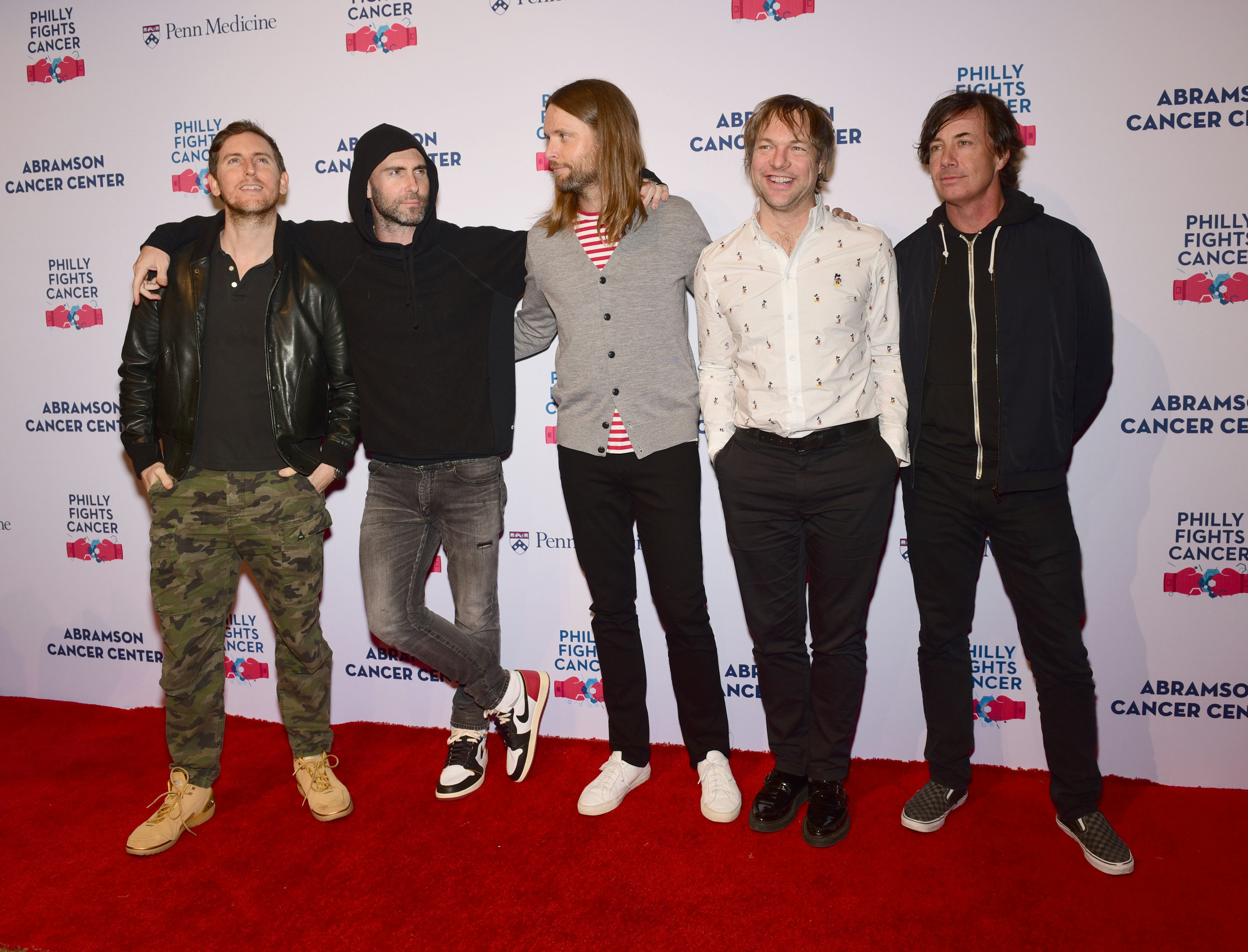 How Many People Are In Maroon 5? Adam Levine & His Bandmates Have Been ...