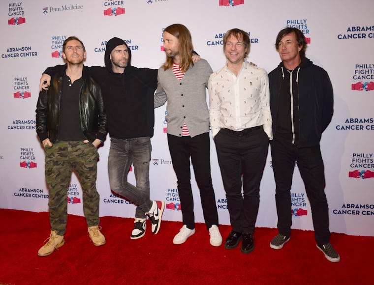 How Many People Are In Maroon 5? Adam Levine & His Bandmates Have Been ...