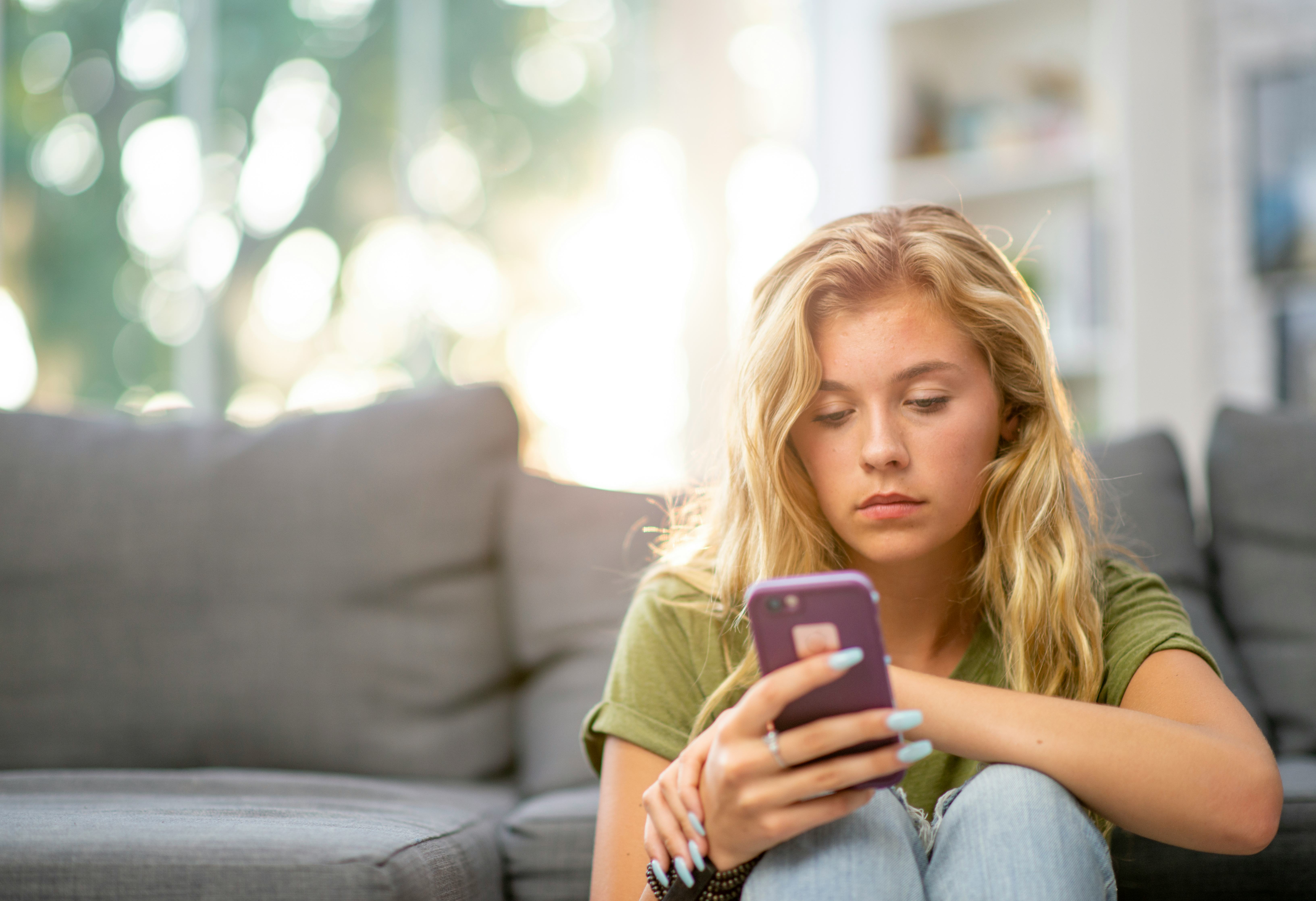 If You're Anxious About Texting Someone You're Dating, Here's How To Deal