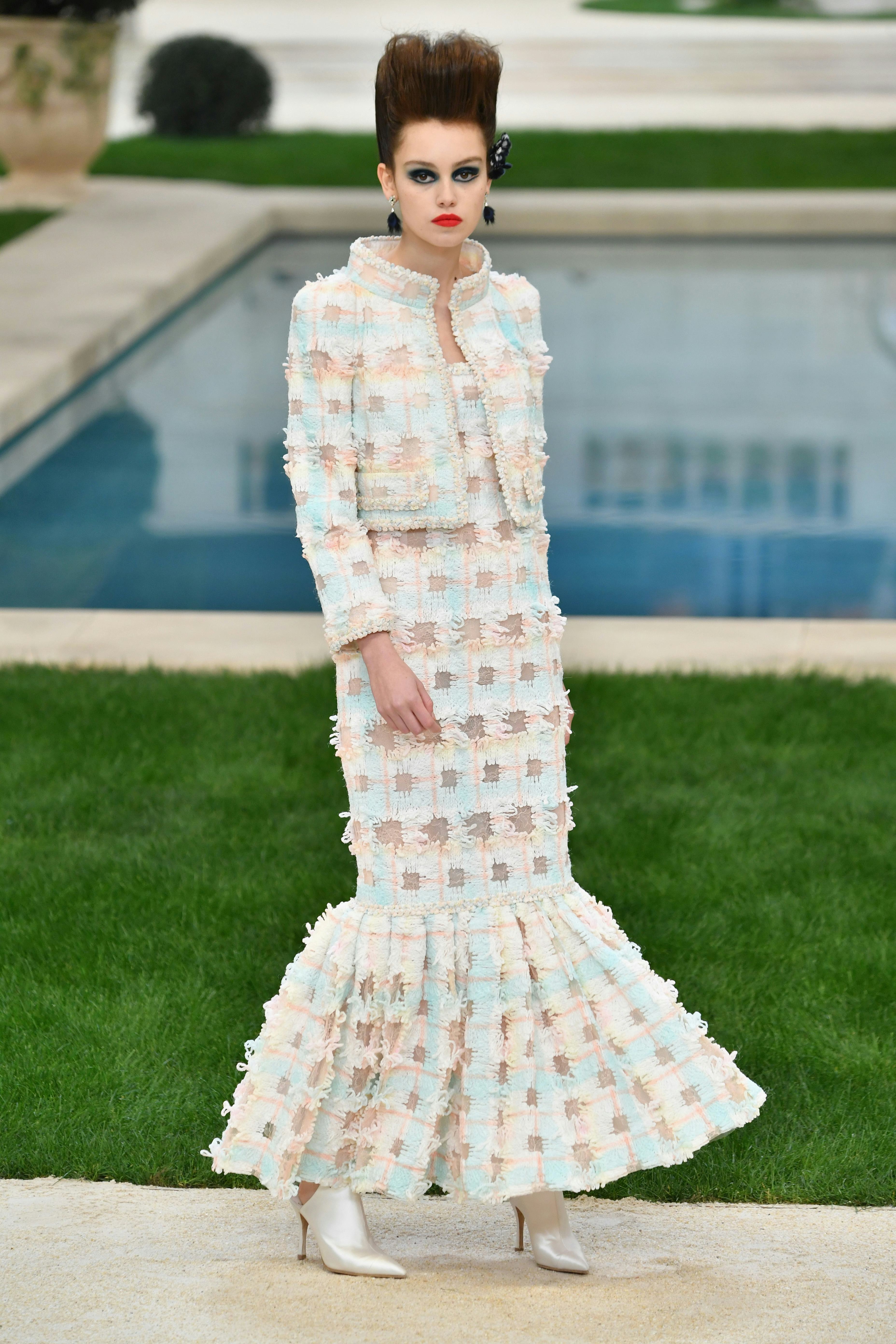 Photos From One Of Karl Lagerfeld's Last Chanel Shows Display His ...