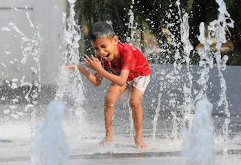 Why Do Kids Love Playing In Water So Much? Experts Explain This ...