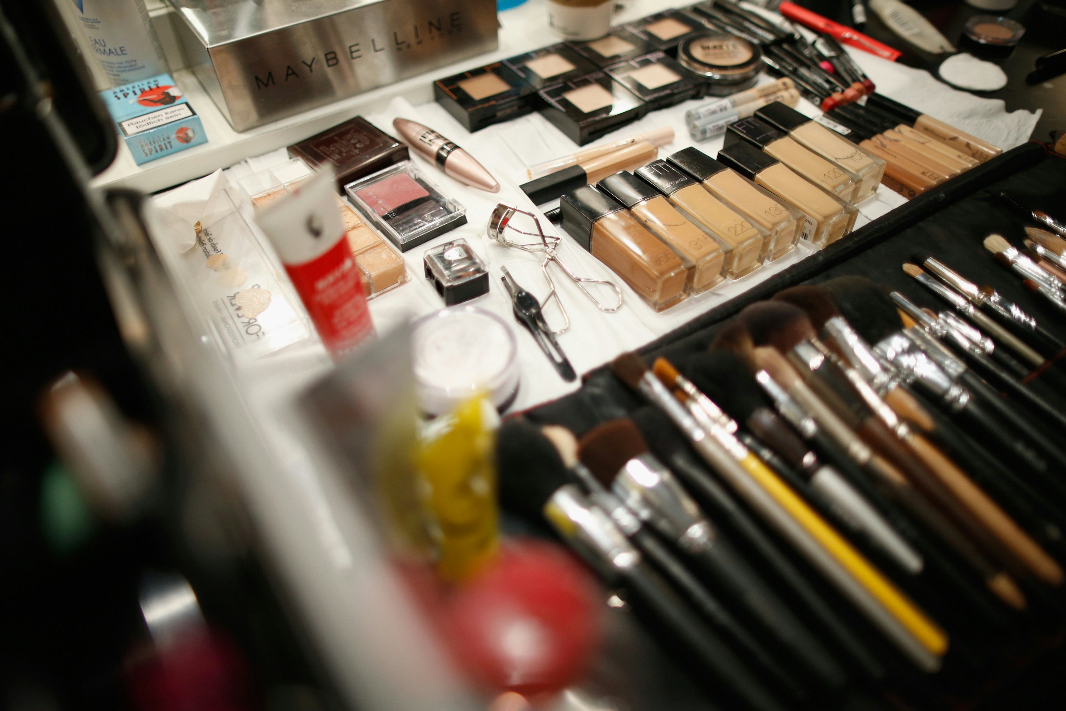 How To Tell If Your Makeup Is Expired So You Can Make Sure Your ...