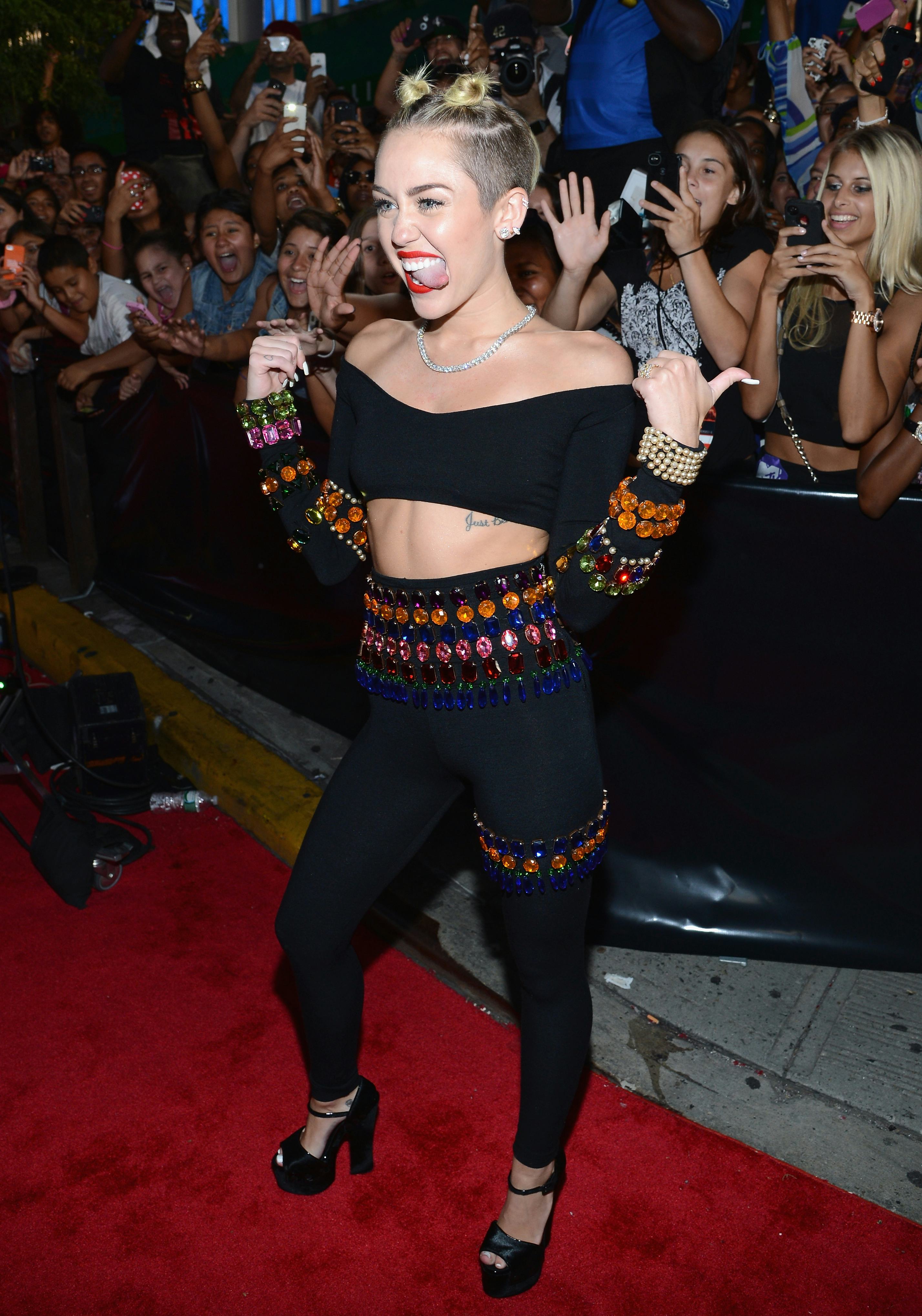 Miley Cyrus' 2019 VMAs Performance Outfit Was A Simple LBD That She ...