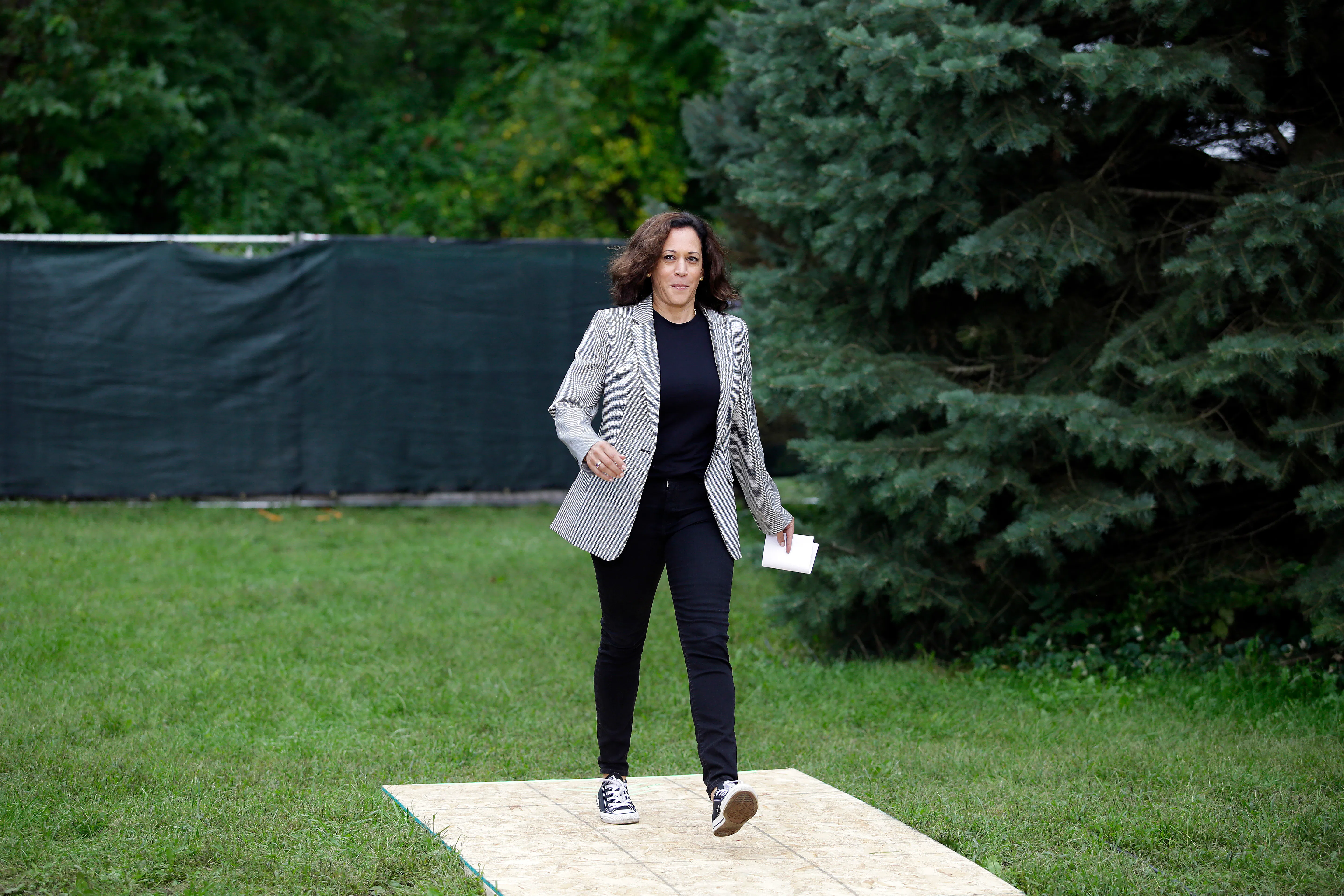 25 Kamala Harris' Outfits That Prove She's The Best At Power Dressing