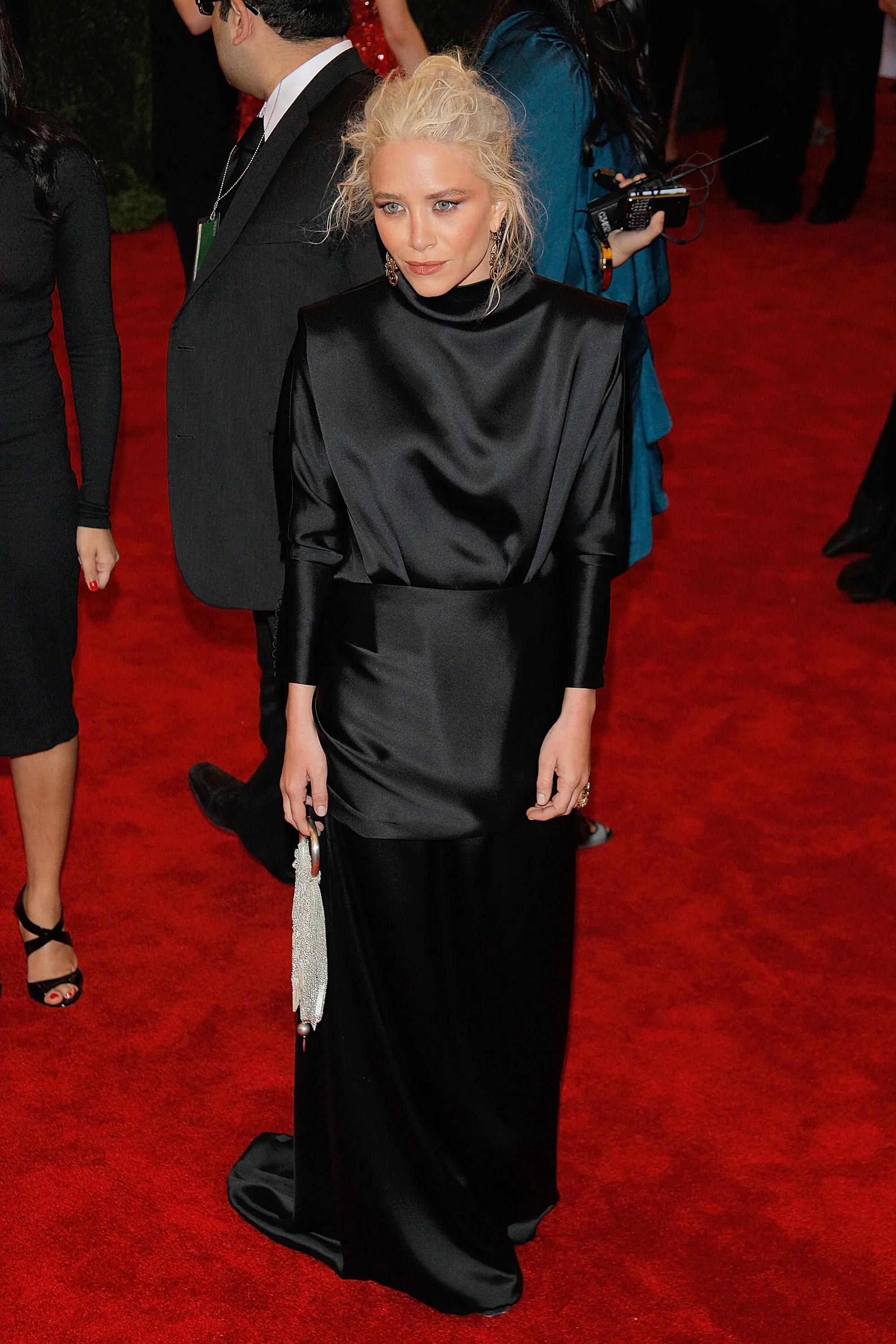 Mary-Kate & Ashley Olsen's Most Iconic Outfits Confirm The Twins Have ...