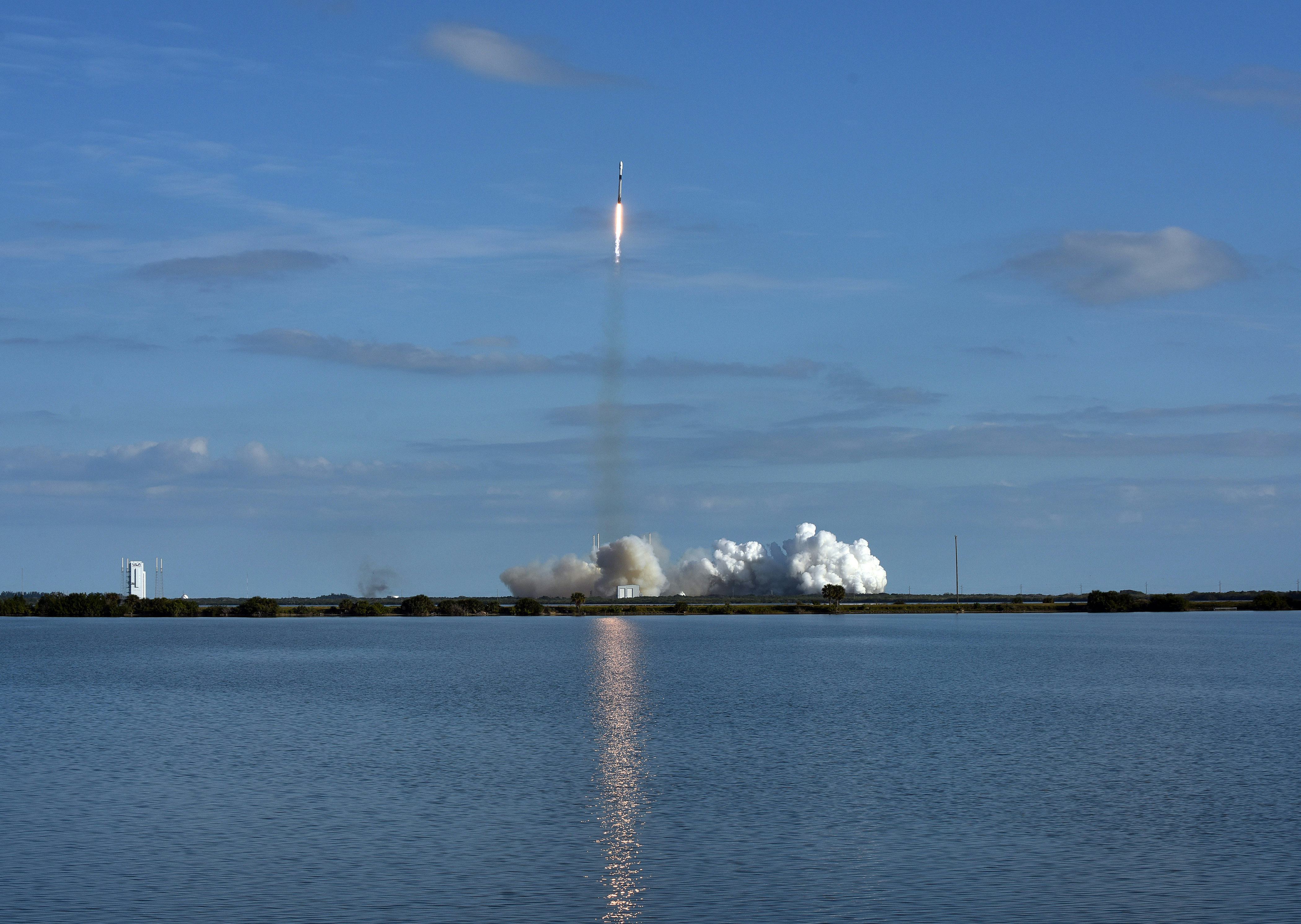 SpaceX Starlink release moves closer as FCC clears huge number of receivers