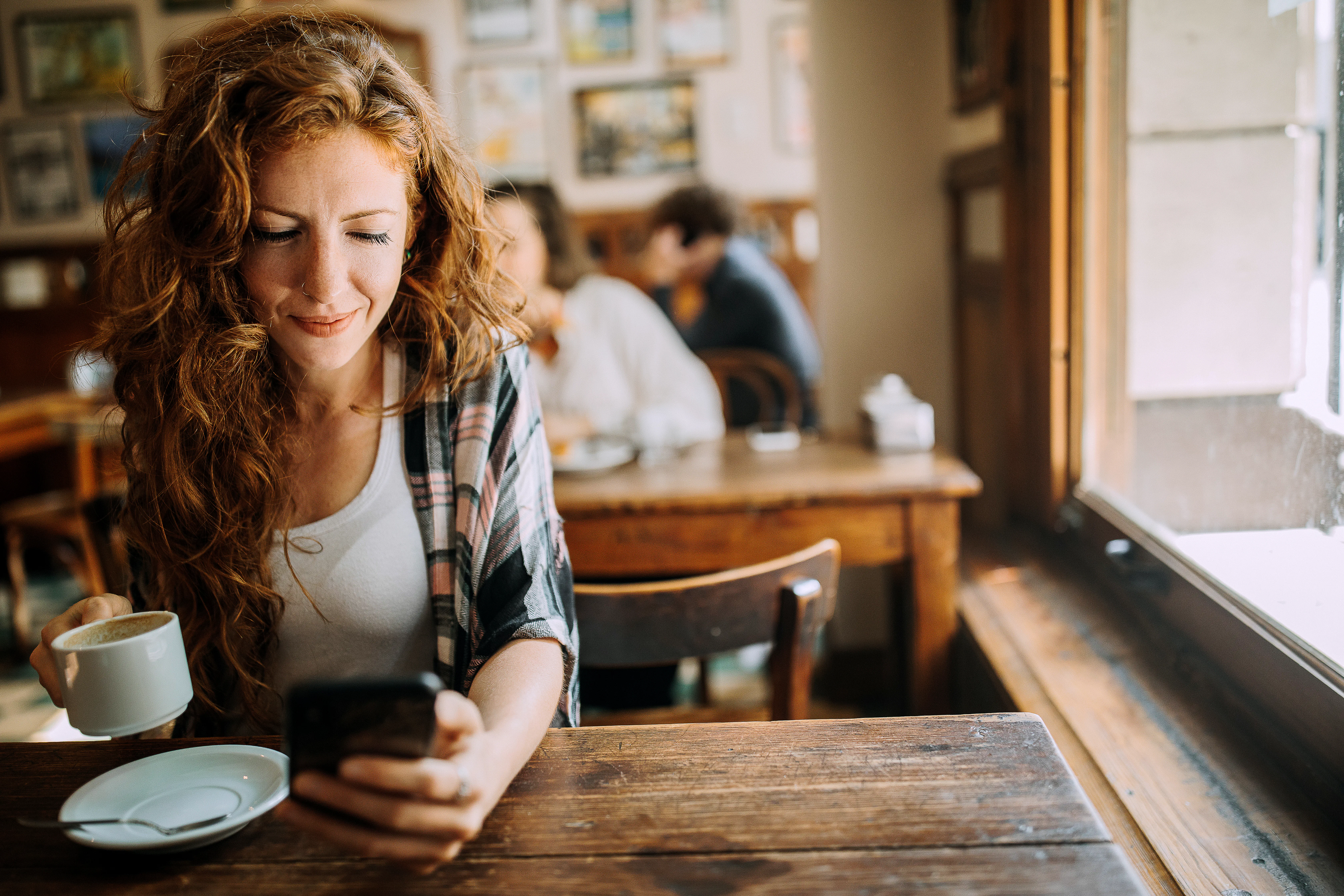What Is Thumbing? This Habit Is The Reason You Never Get Hit On